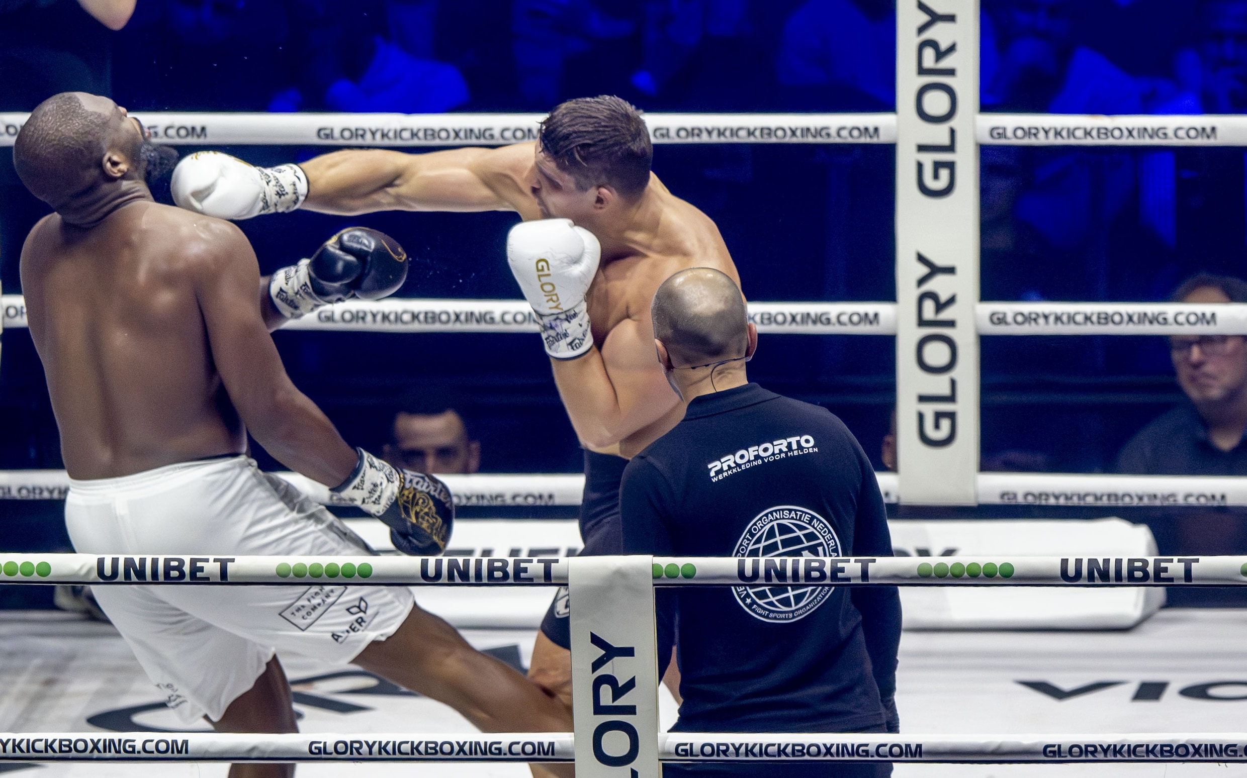 Kickbokser Rico Verhoeven verdedigt met succes wereldtitel bij de ...