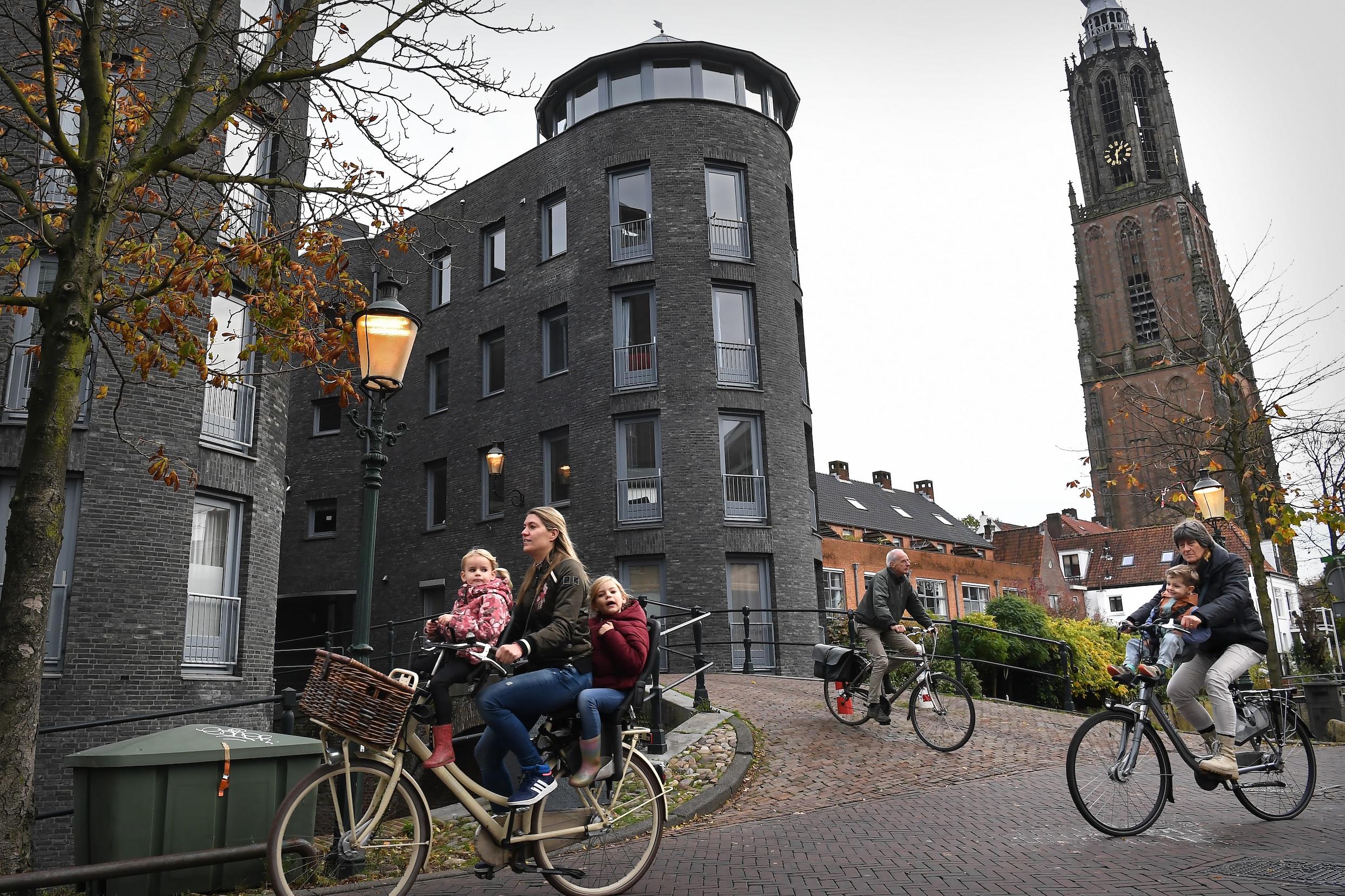 Nederlandse bevolkingsgroei iets afgeremd in 2023, grens van 18 miljoen ...