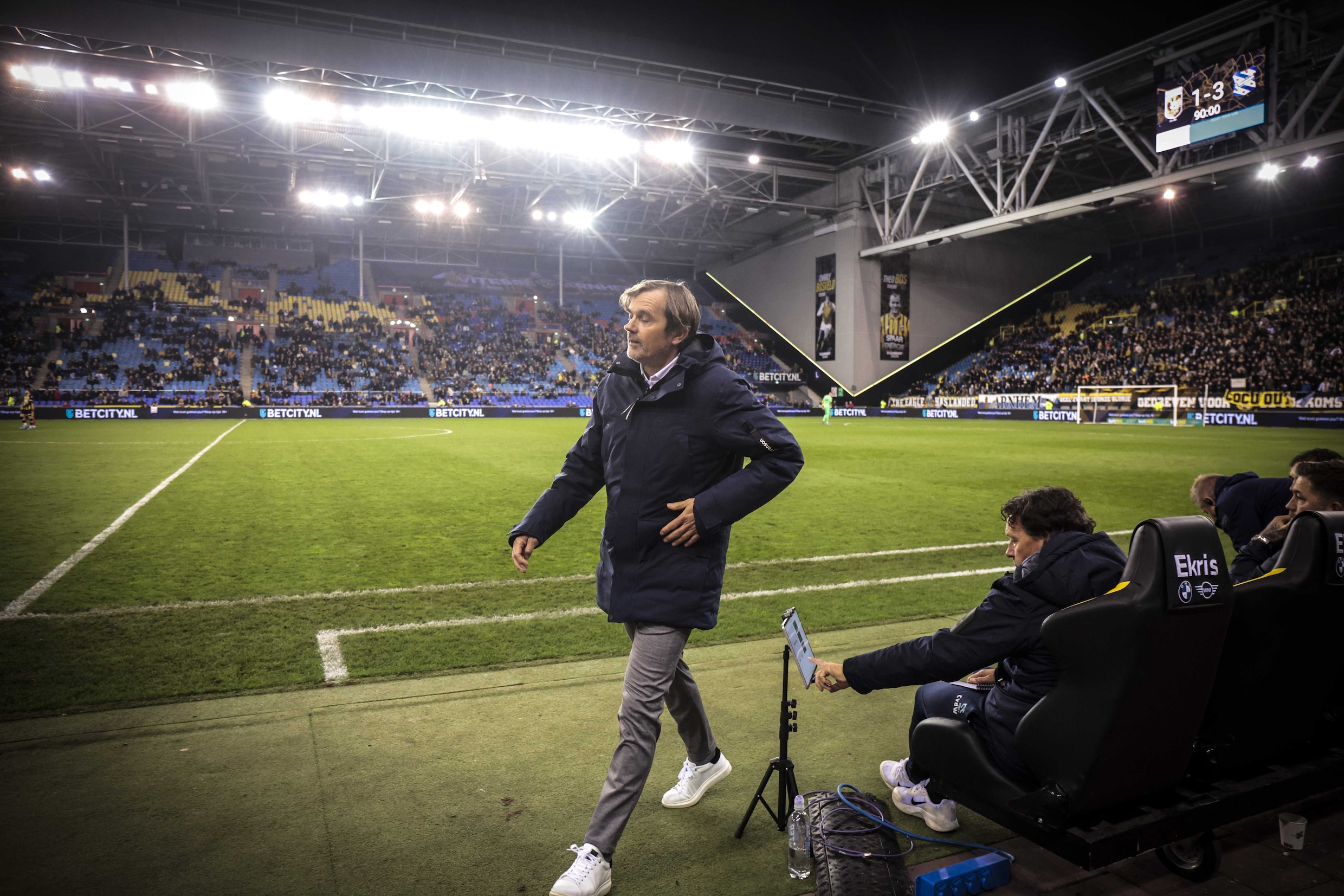 Trainer Phillip Cocu stapt op bij Vitesse na nederlaag tegen Heerenveen ...