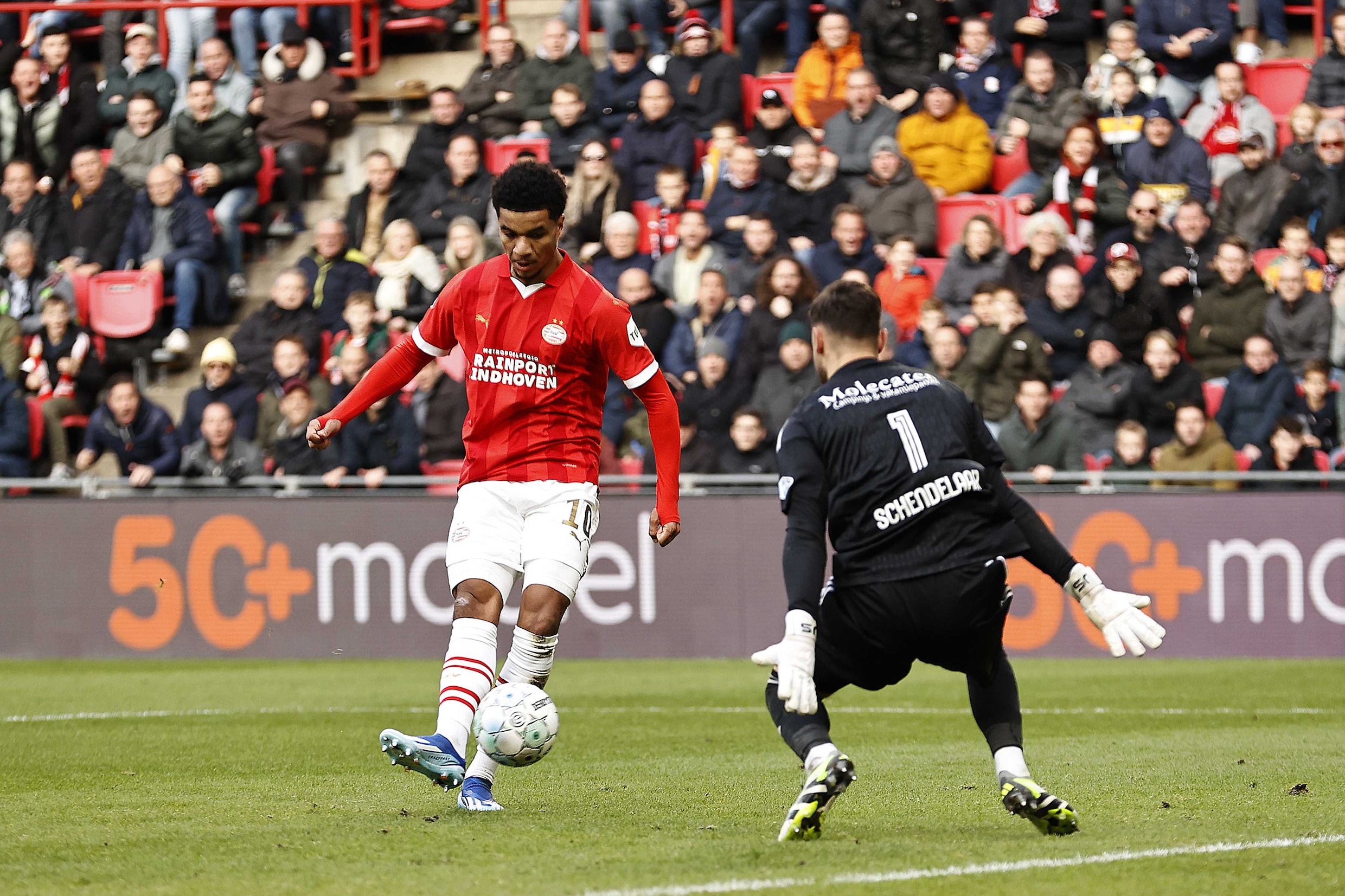 Aanvallend staat er geen maat op PSV. Ook PEC Zwolle wordt simpel ...