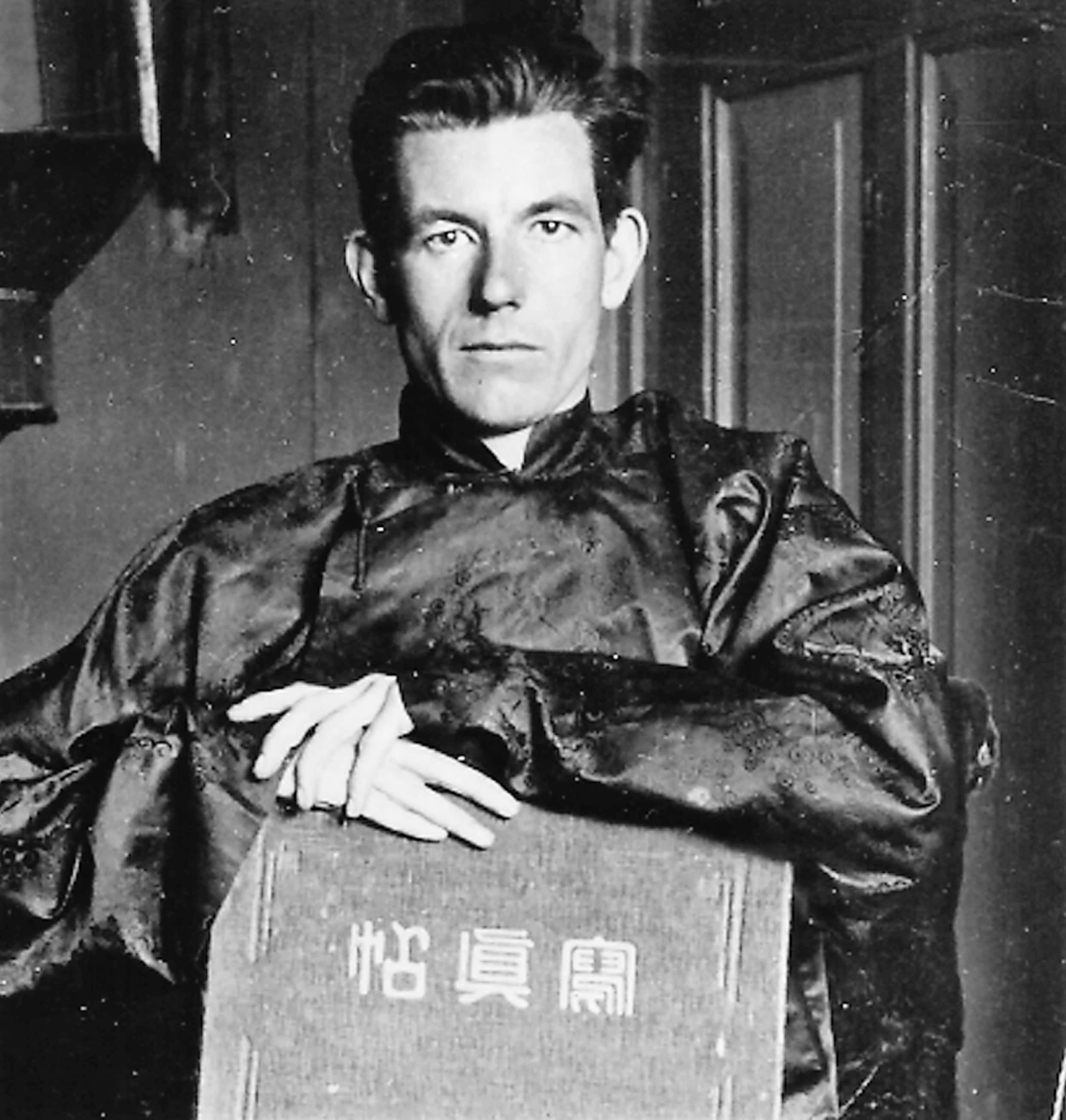 Lees de reisverslagen in het schitterend uitgevoerde ‘Logboek Slauerhoff’ en je hoort de stem ...