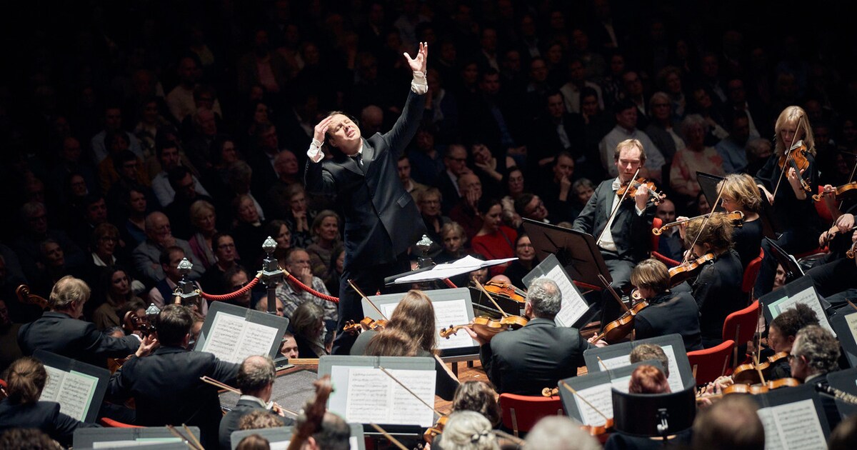 Teodor Currentzis leidt zijn nieuwe orkest Utopia met de ...