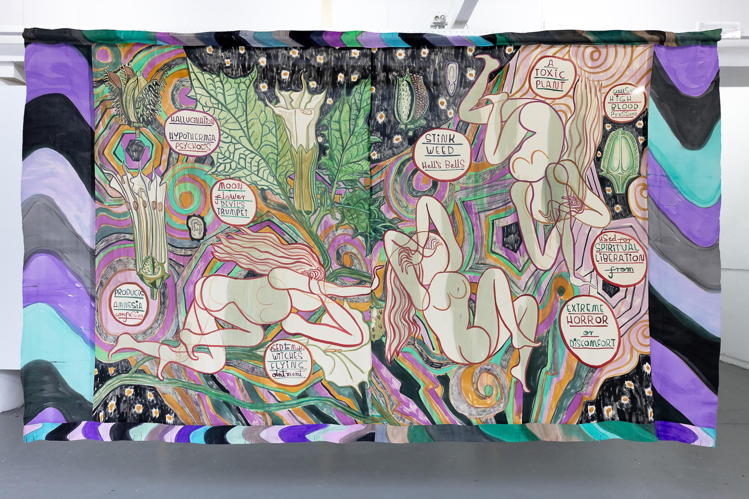 Met haar kronkelende figuren en planten wijst kunstenaar Emma Talbot ...