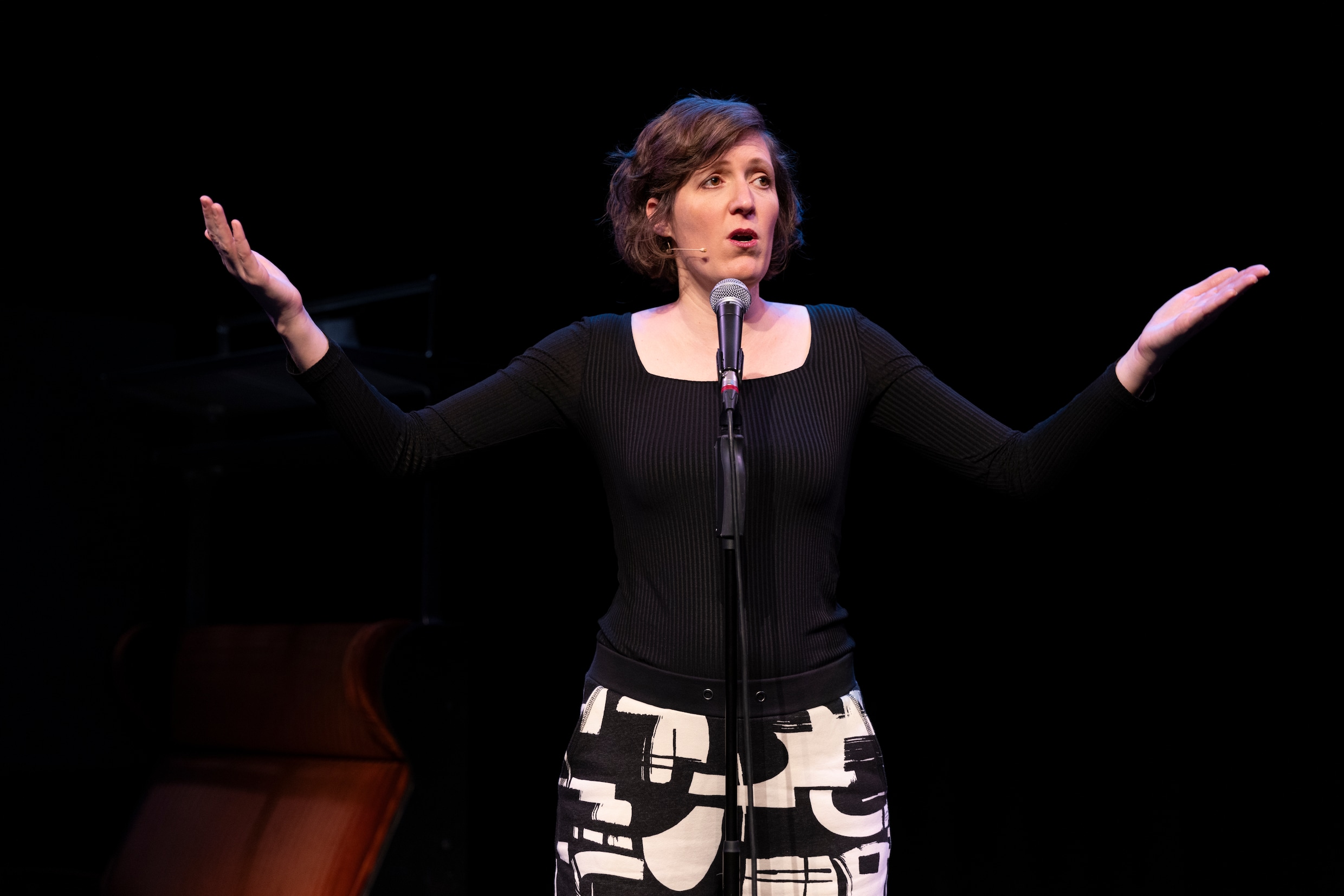 De voorstelling ‘Doet u ook mensen?’ van cabaretier Janneke de Bijl zit ...