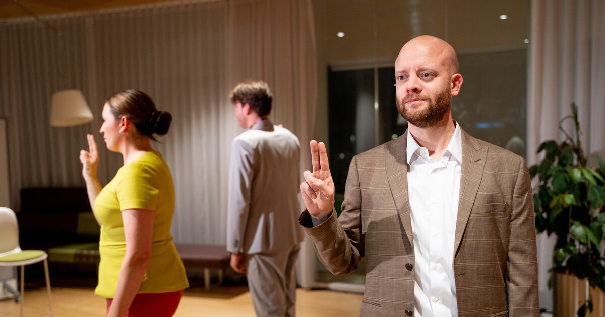 ‘De vierde macht’ is brandend actueel theater over de verborgen wereld ...