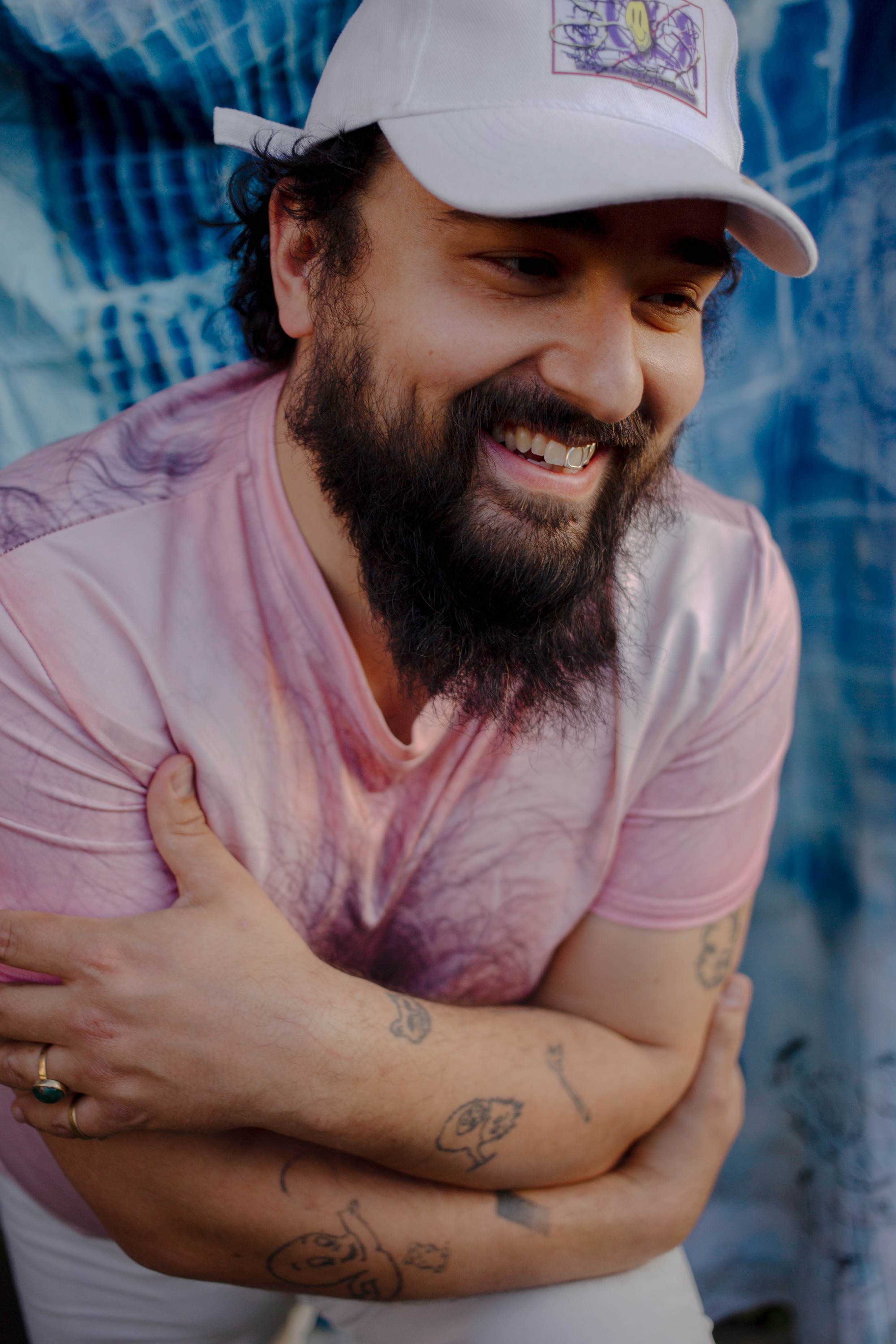 Vooral de ernst valt op als kunstenaar Arash Fakhim probeert een ...