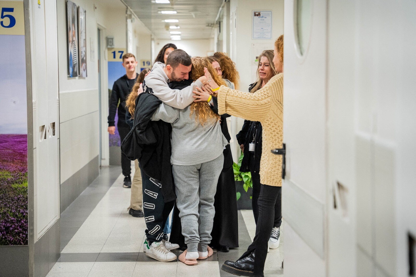 Mishandeld en bedreigd met de dood: Israëlische gijzelaars vertellen ...