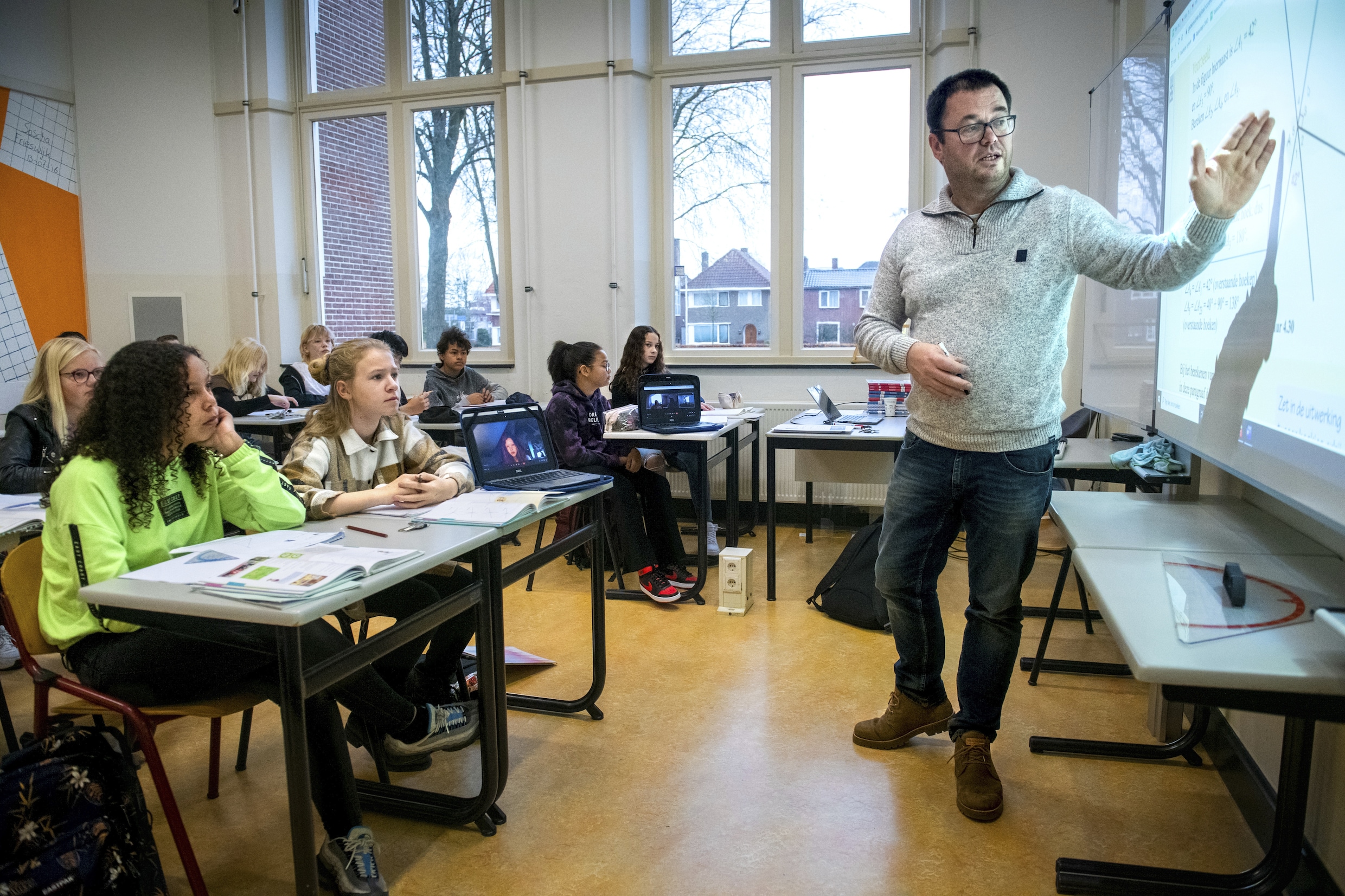 ‘Onverwacht snelle daling’ leesvaardigheid Nederlandse tieners; één op drie 15-jarigen nu ...