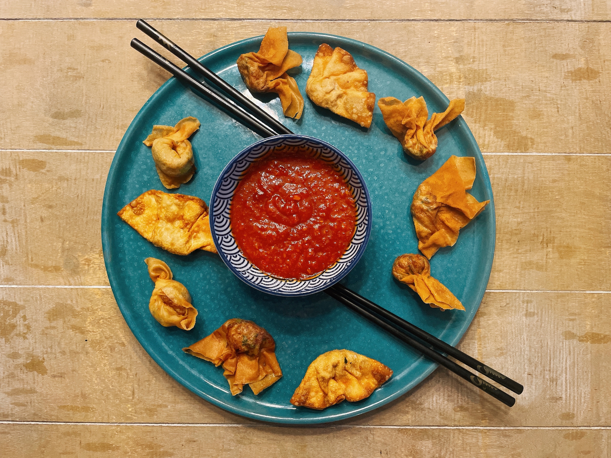 De Volkskeuken: pangsit goreng met een sausje | de Volkskrant