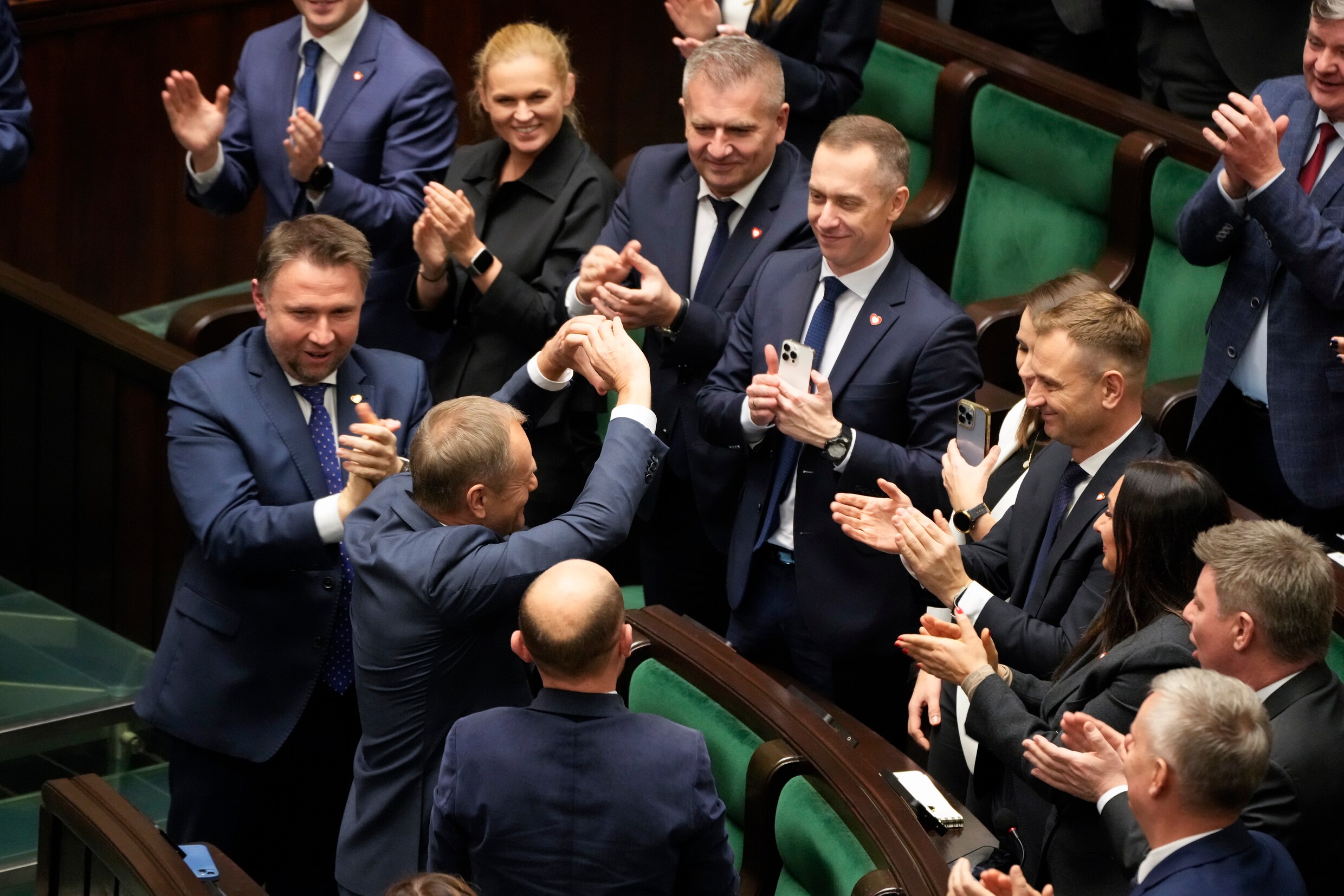 Polen neemt afscheid van conservatieve PiS-regering, Tusk gekozen tot nieuwe premier | de Volkskrant