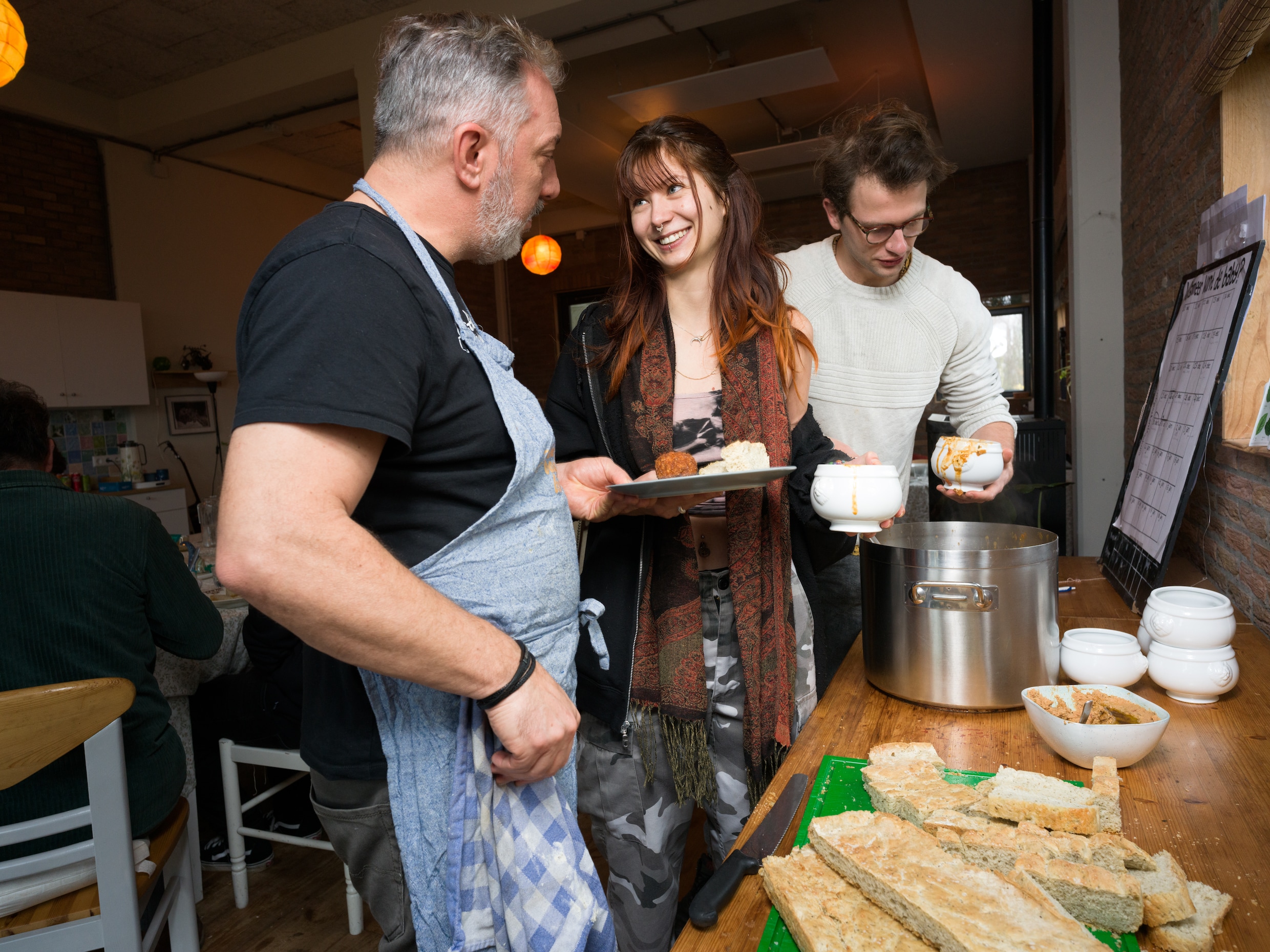 Recept tegen faalangst en eenzaamheid: samen aan tafel | de Volkskrant