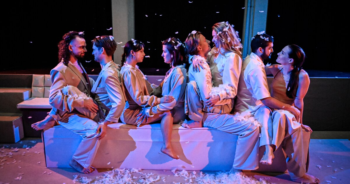 Zoals altijd bij Theater Mooi Weer is de speelstijl in ‘Scènes uit een ...