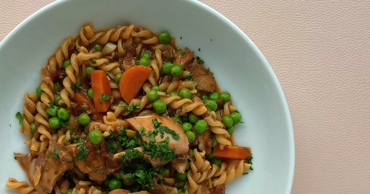 De Volkskeuken: pasta met gestoofde kip | de Volkskrant