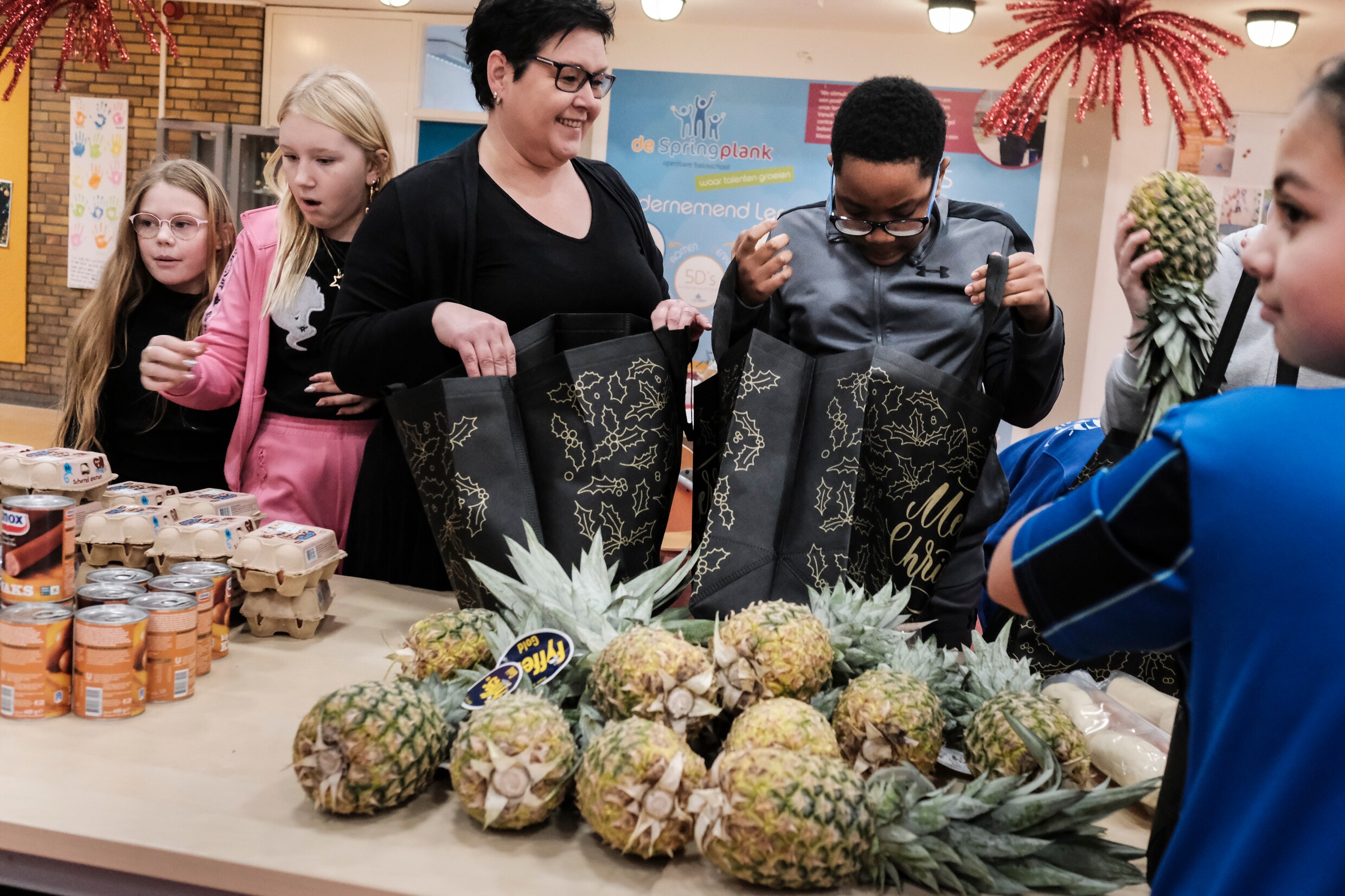 Op het schoolplein staan ouders die PVV en PvdA stemmen zonder ...