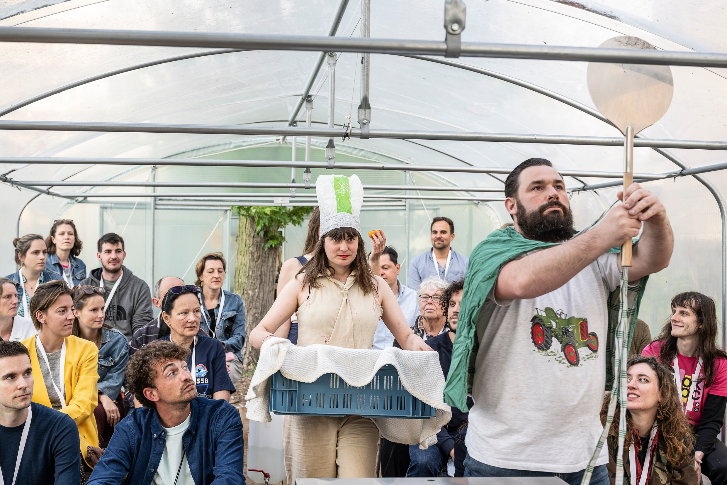 ‘Landmaal’ is enthousiast en uitnodigend tafeltheater, waarin afgedankt ...