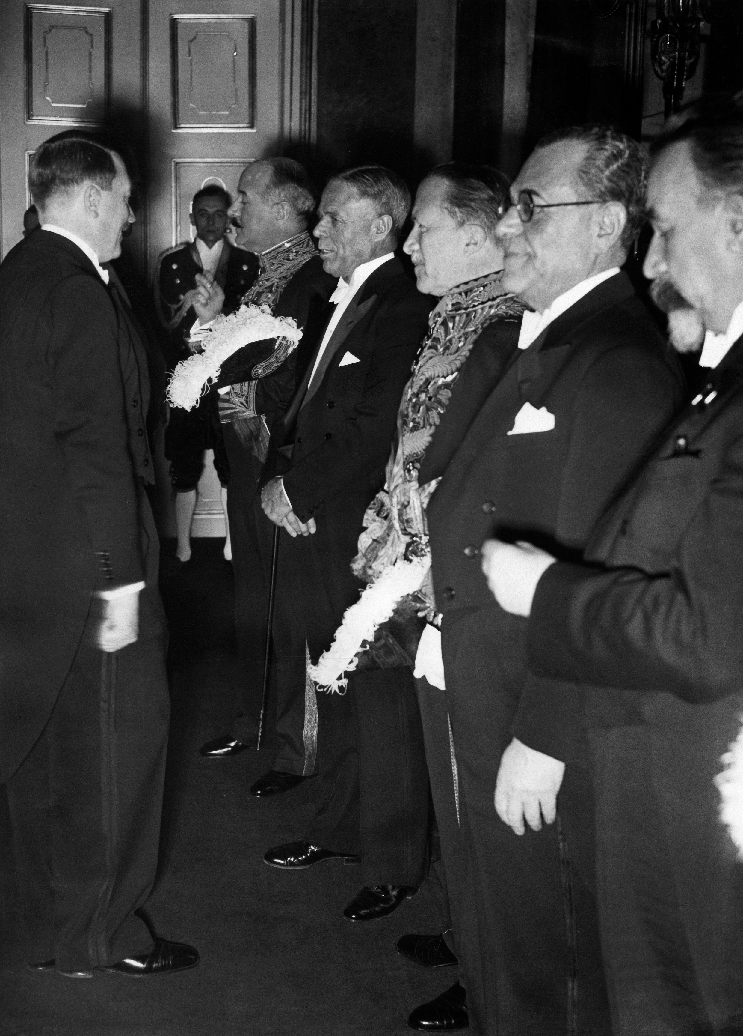 In de rij voor een handdruk van de Führer | de Volkskrant