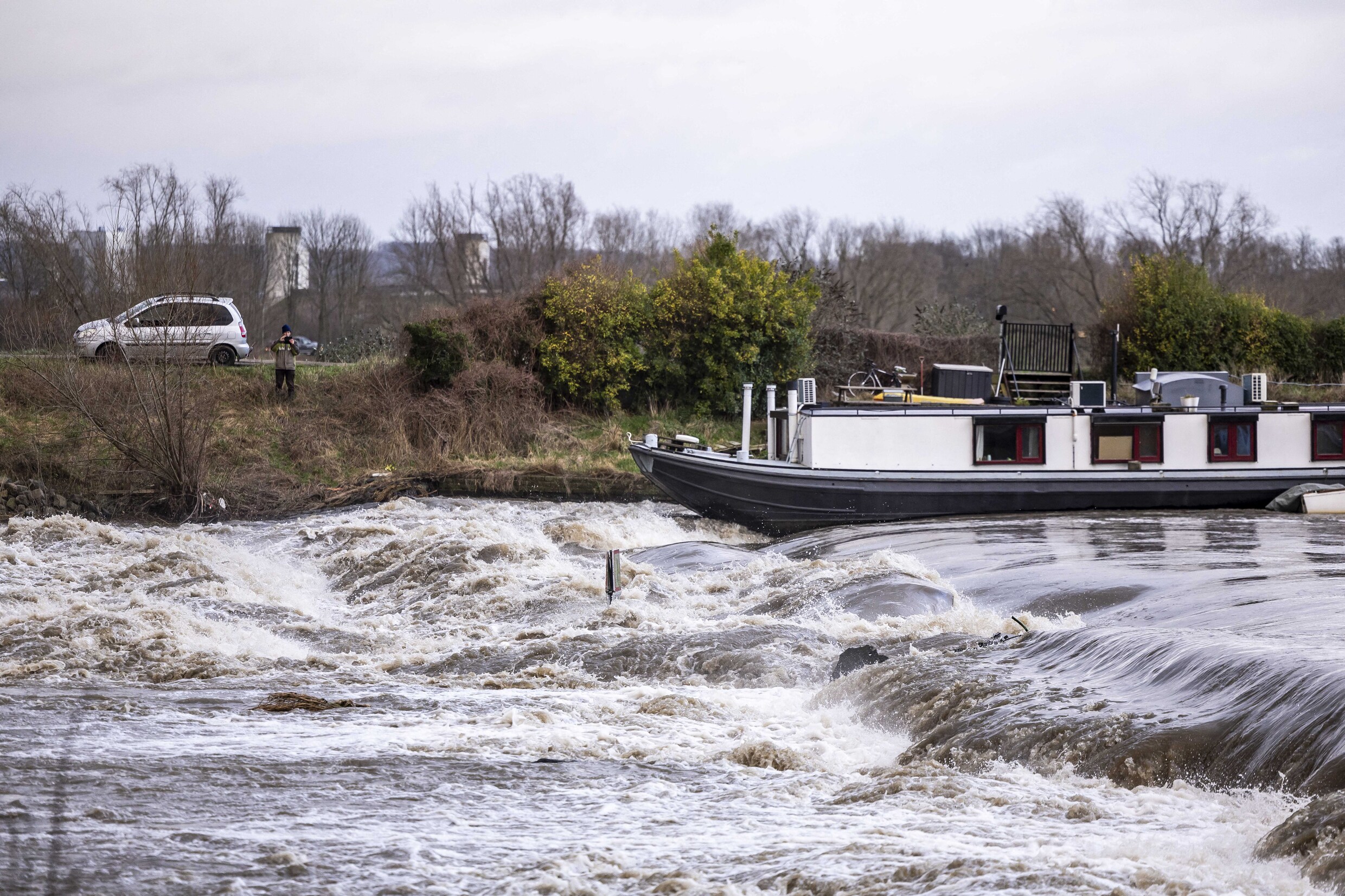 Live hoogwater: Defensiehelikopters klaar met storten zware stenen op ...