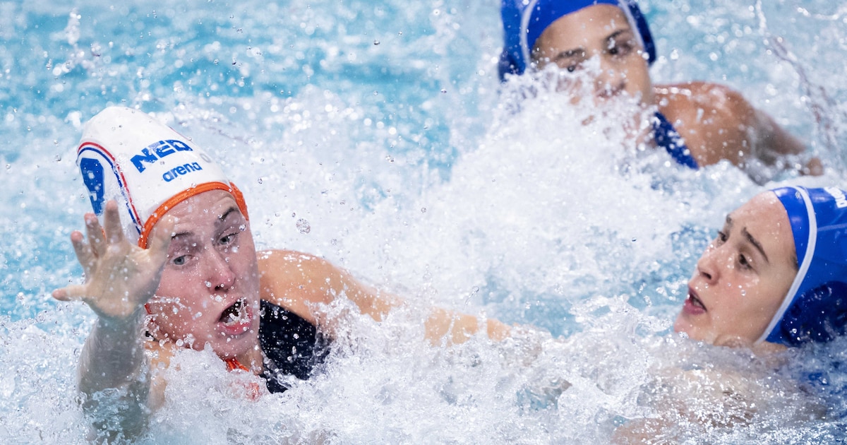 Waterpoloster Joustra geniet van duwen en trekken in de punt van de ...