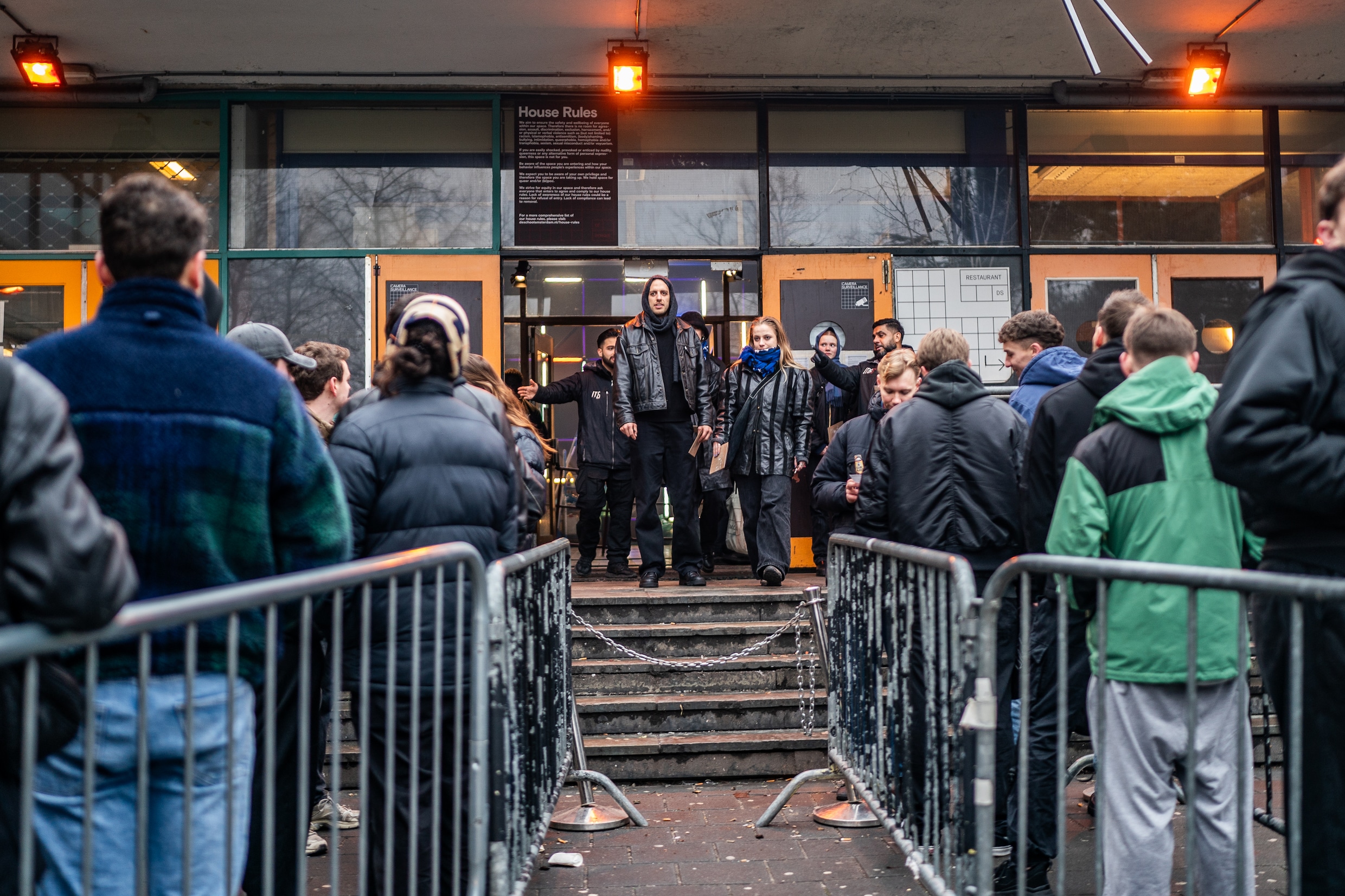 Lange rijen voor 60 uur durend afscheidsfeest in De School – ‘Amsterdam ...