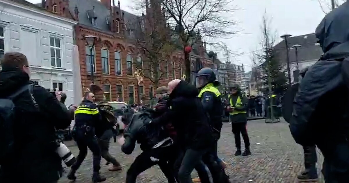 Pegida-voorman belaagd bij koranverbranding in Arnhem | de Volkskrant