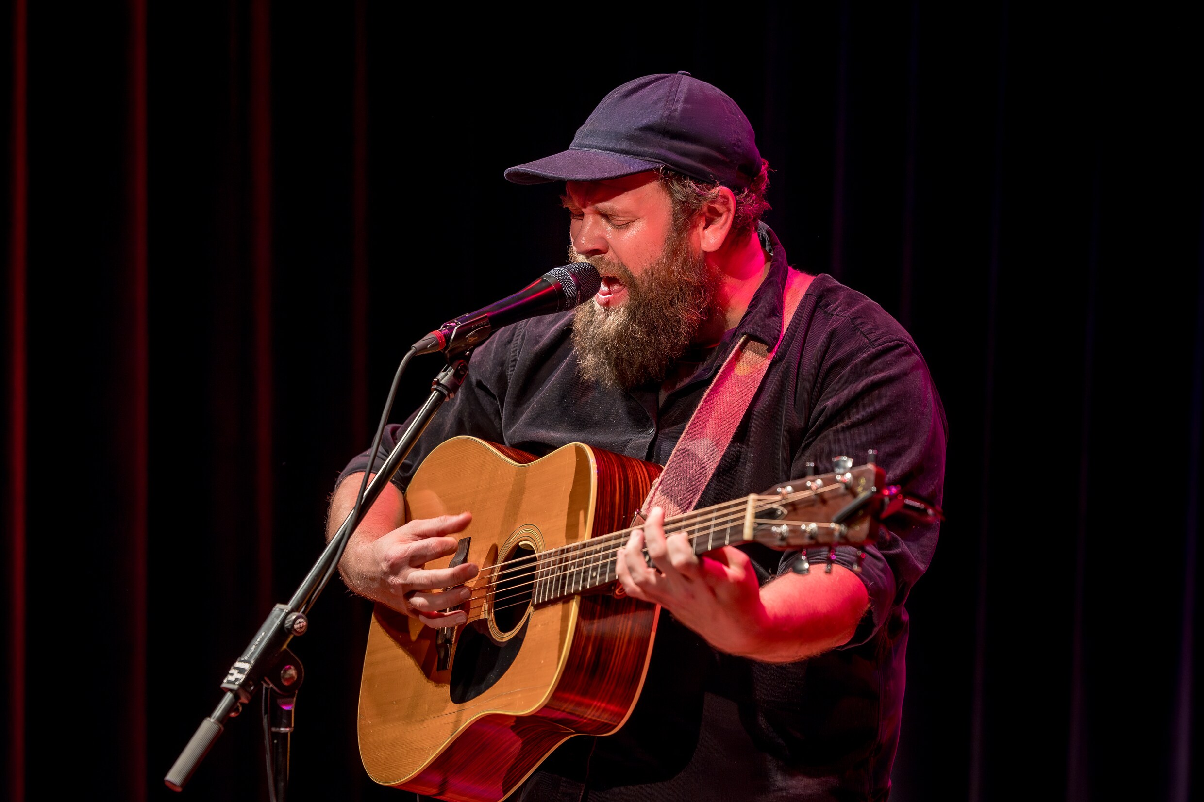 Jeffrey Martin blaast de zaal omver met zijn gitaarspel, zijn stem én ...