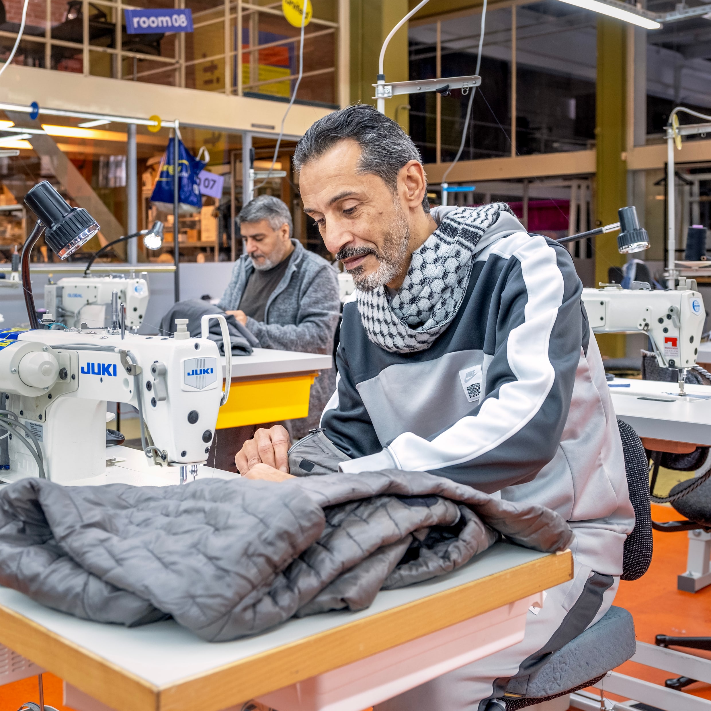 Bij United Repair Centre repareren nieuwkomers kleding en daarmee ...