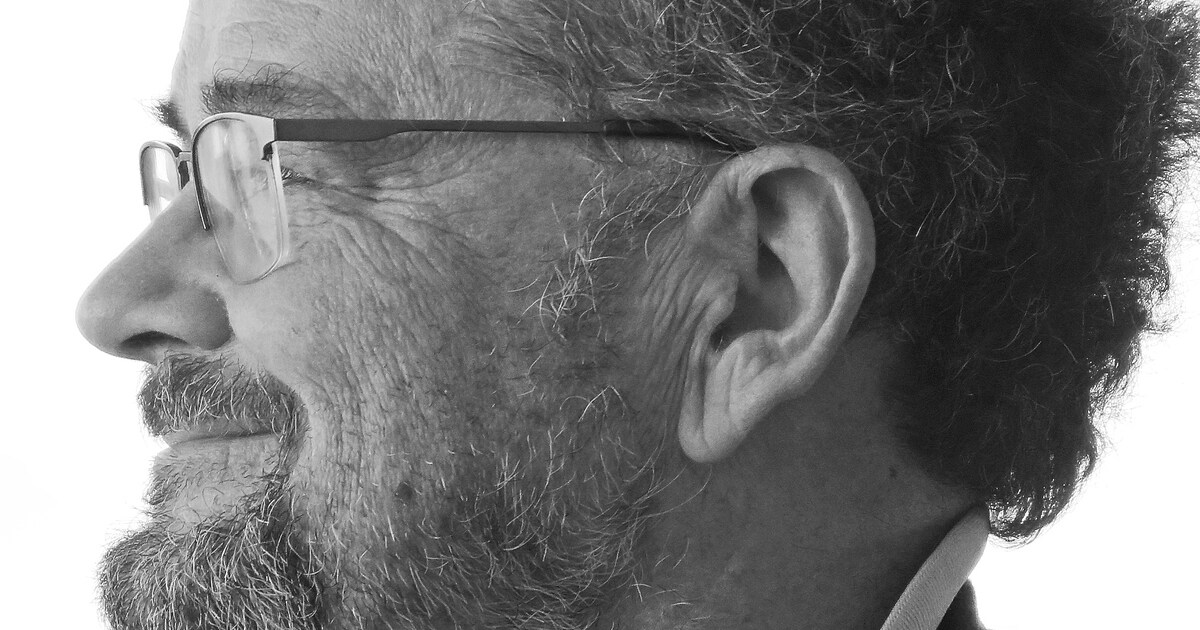 Recensie: Dichter Tonnus Oosterhoff schreef zijn meest geëngageerde ...