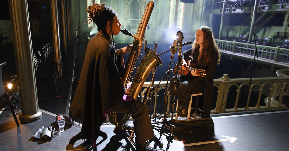 Pitou kleedt live haar liedjes uit tot hun kwetsbare essentie | de ...