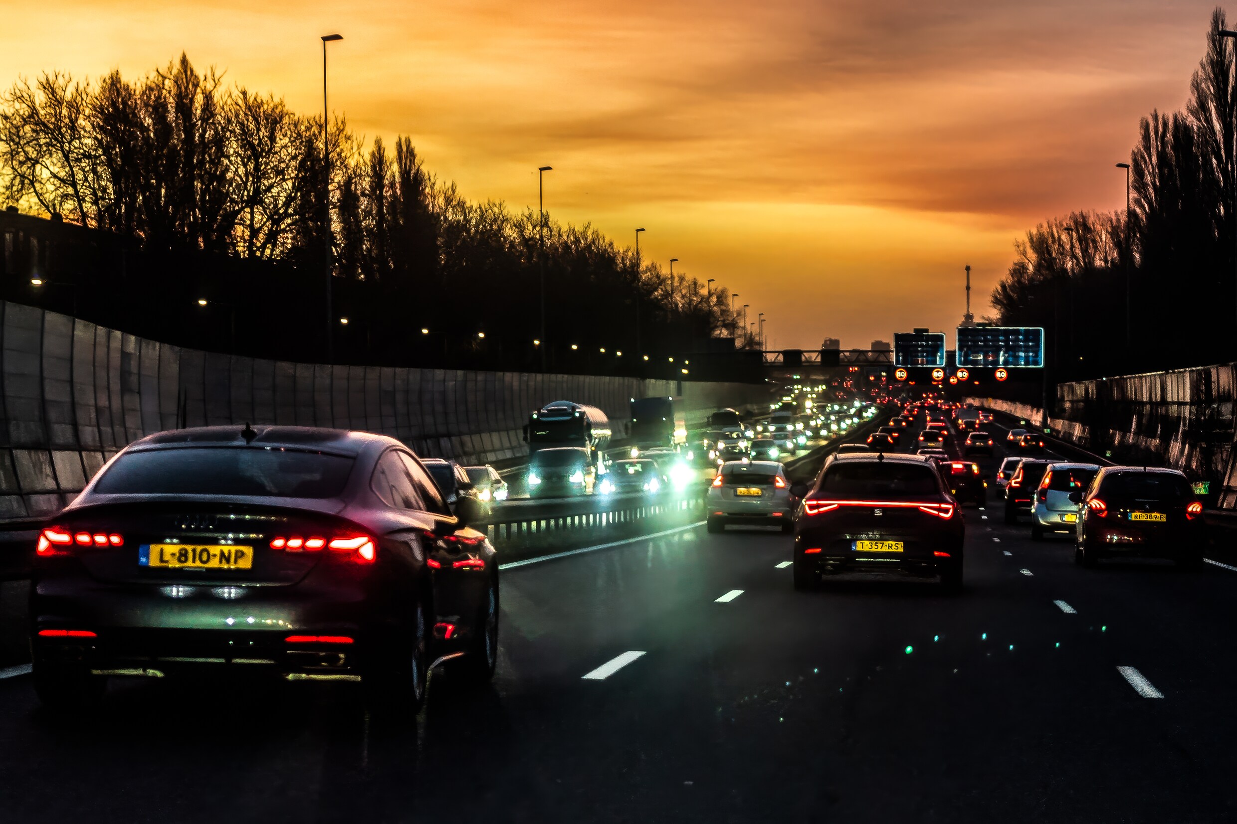 Slecht weer, treinstaking en ongelukken leiden tot extra drukke ochtendspits | de Volkskrant