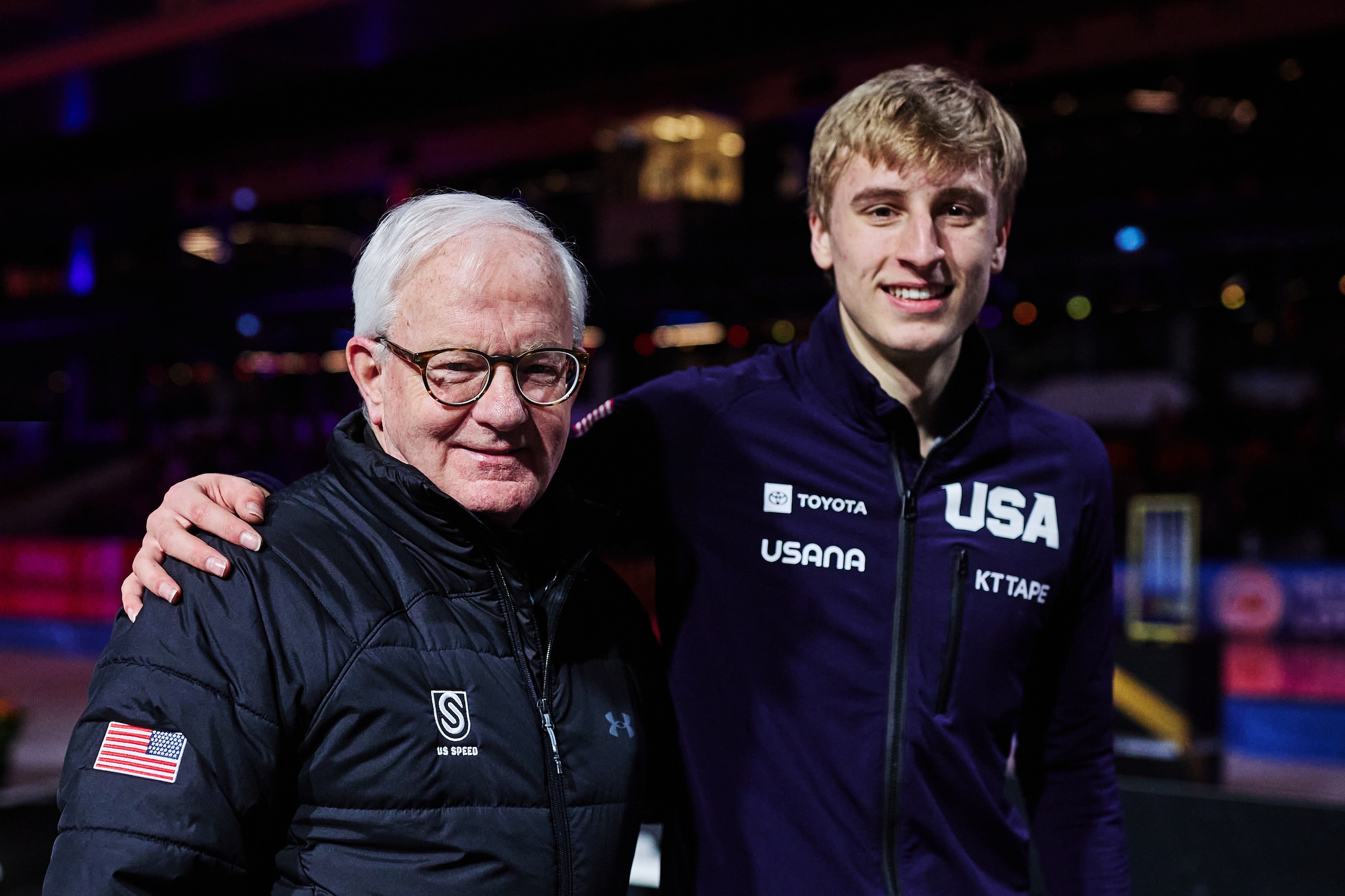 Voor Jordan Stolz bindt coach Bob Corby (73) graag weer de schaatsen ...
