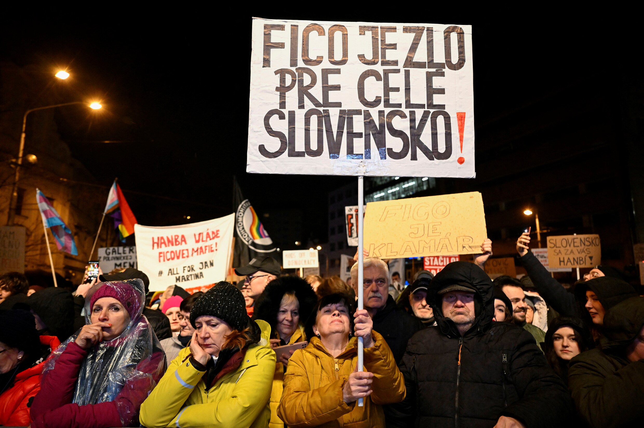 Slowaken vrezen terugkeer ‘maffiastaat’; duizenden demonstranten tegen ...