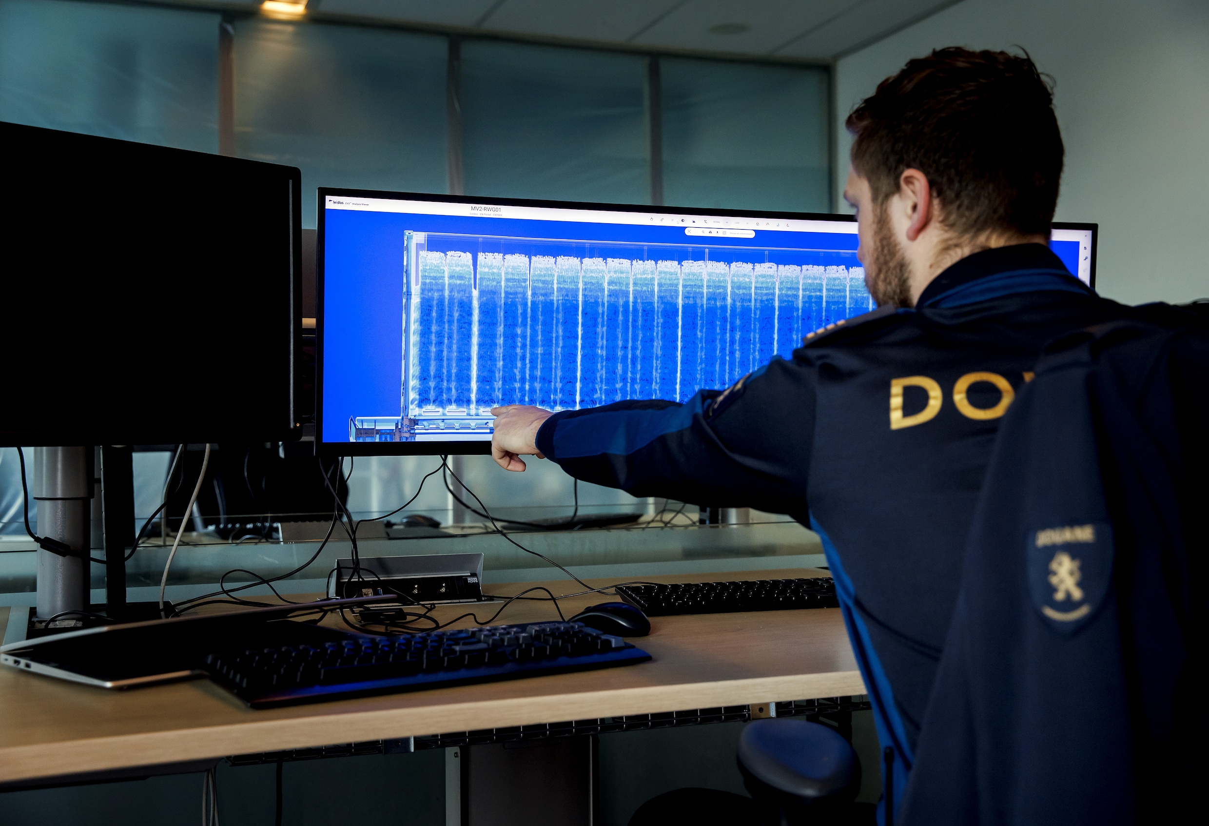 Opinie: Kabinet moet alerter zijn op spionage met Chinese scanners bij ...