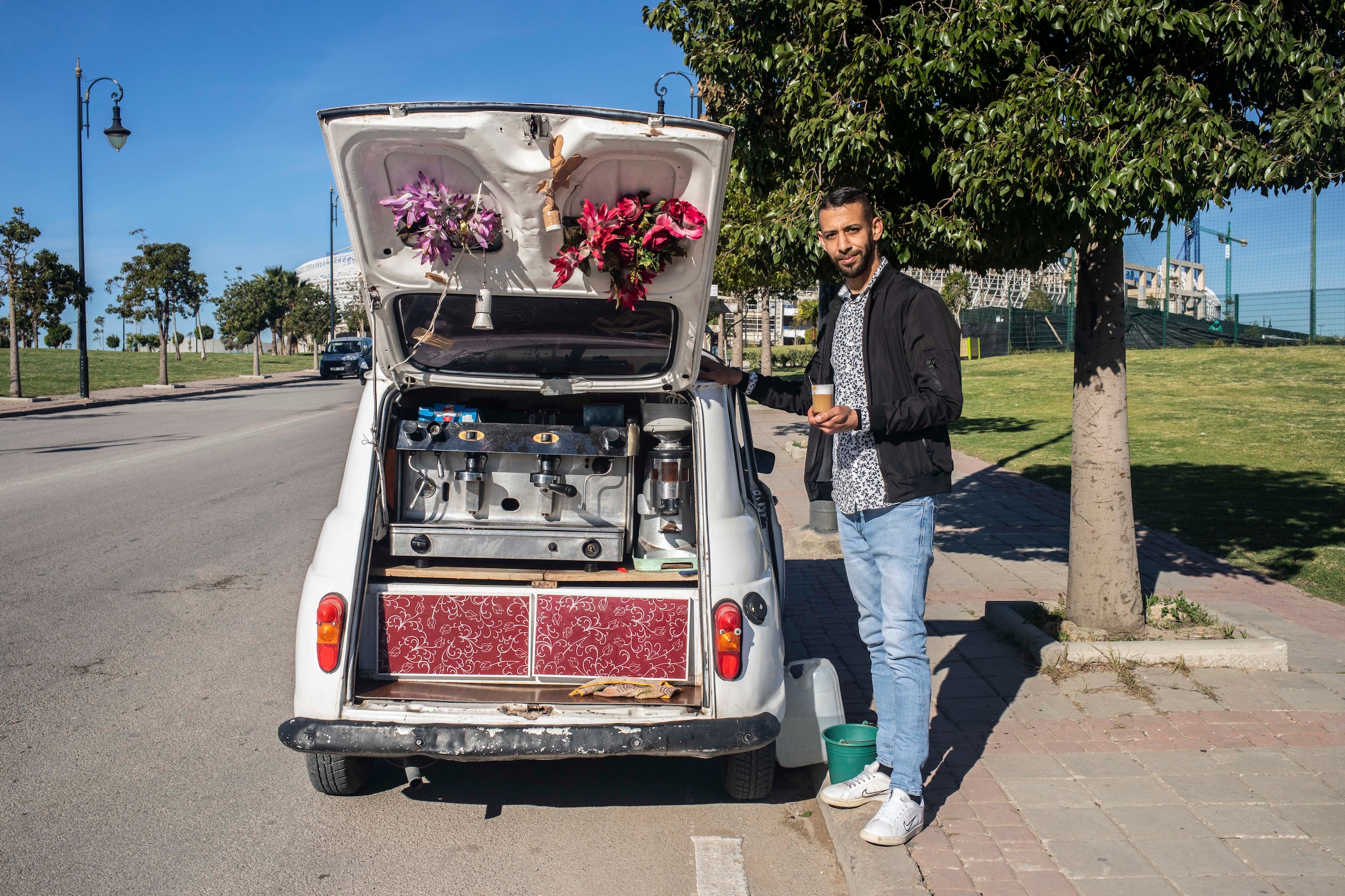 Op elke straathoek een ‘mobiel café’: jonge ondernemers brengen Marokko een nieuwe koffiecultuur ...