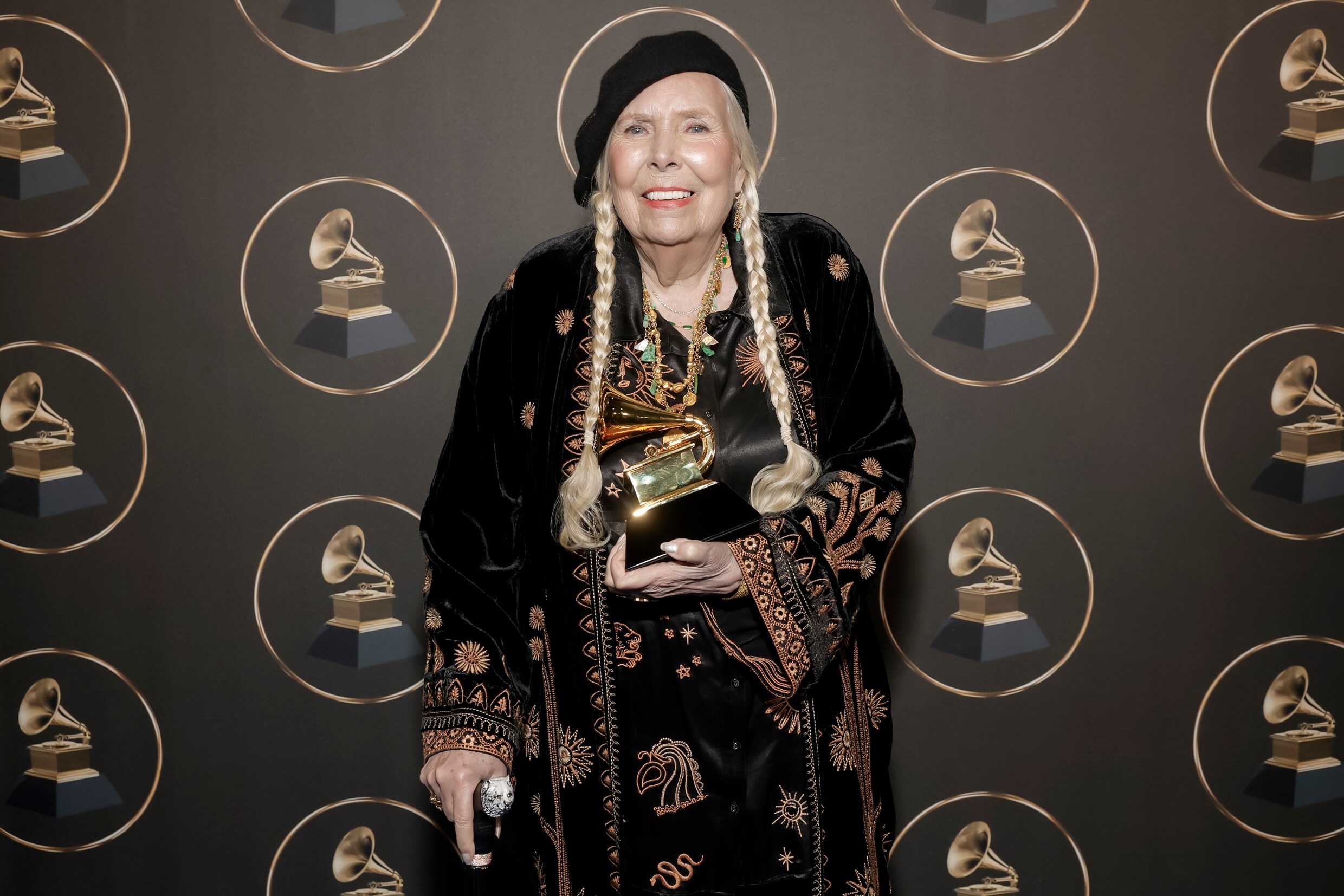 Taylor Swift wint voor vierde keer Grammy voor beste album en kondigt ...