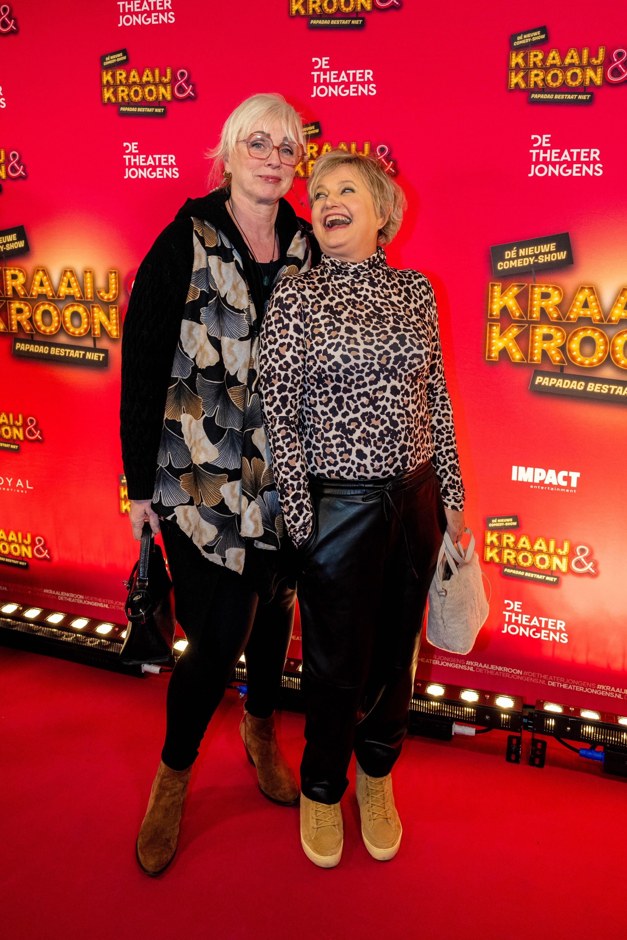 Een verzameling donkere vlekken op een camelkleurige ondergrond, en dan ...