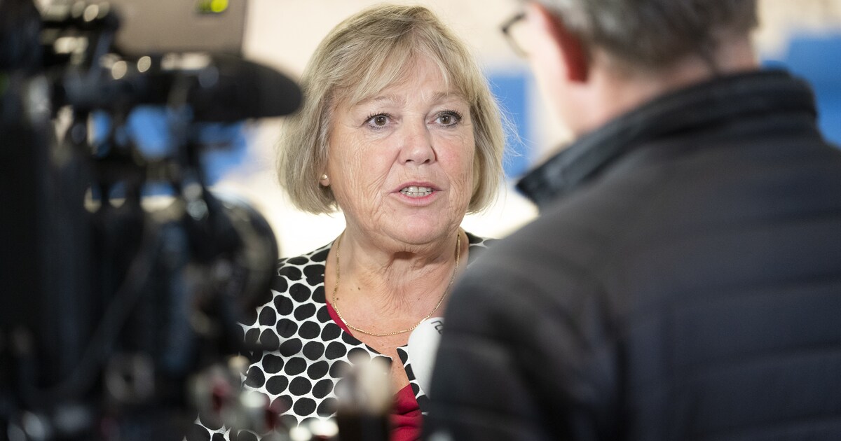 Burgemeester die nieuwe functie tijdens raadsvergadering aannam, ziet ...