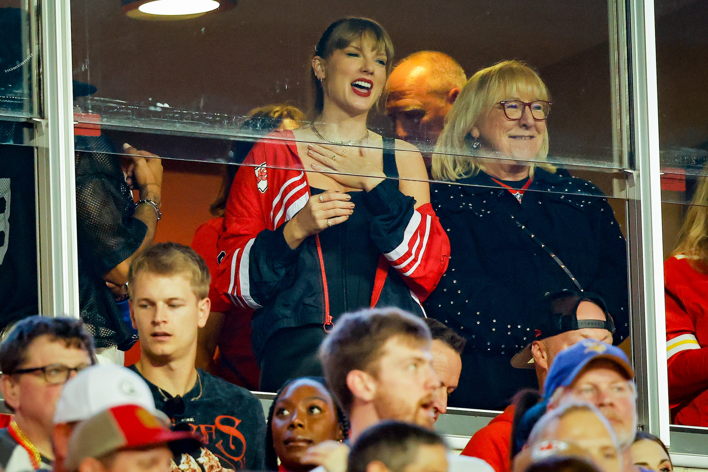 Hoe Taylor Swift de show steelt bij de Super Bowl zondag – al te ...