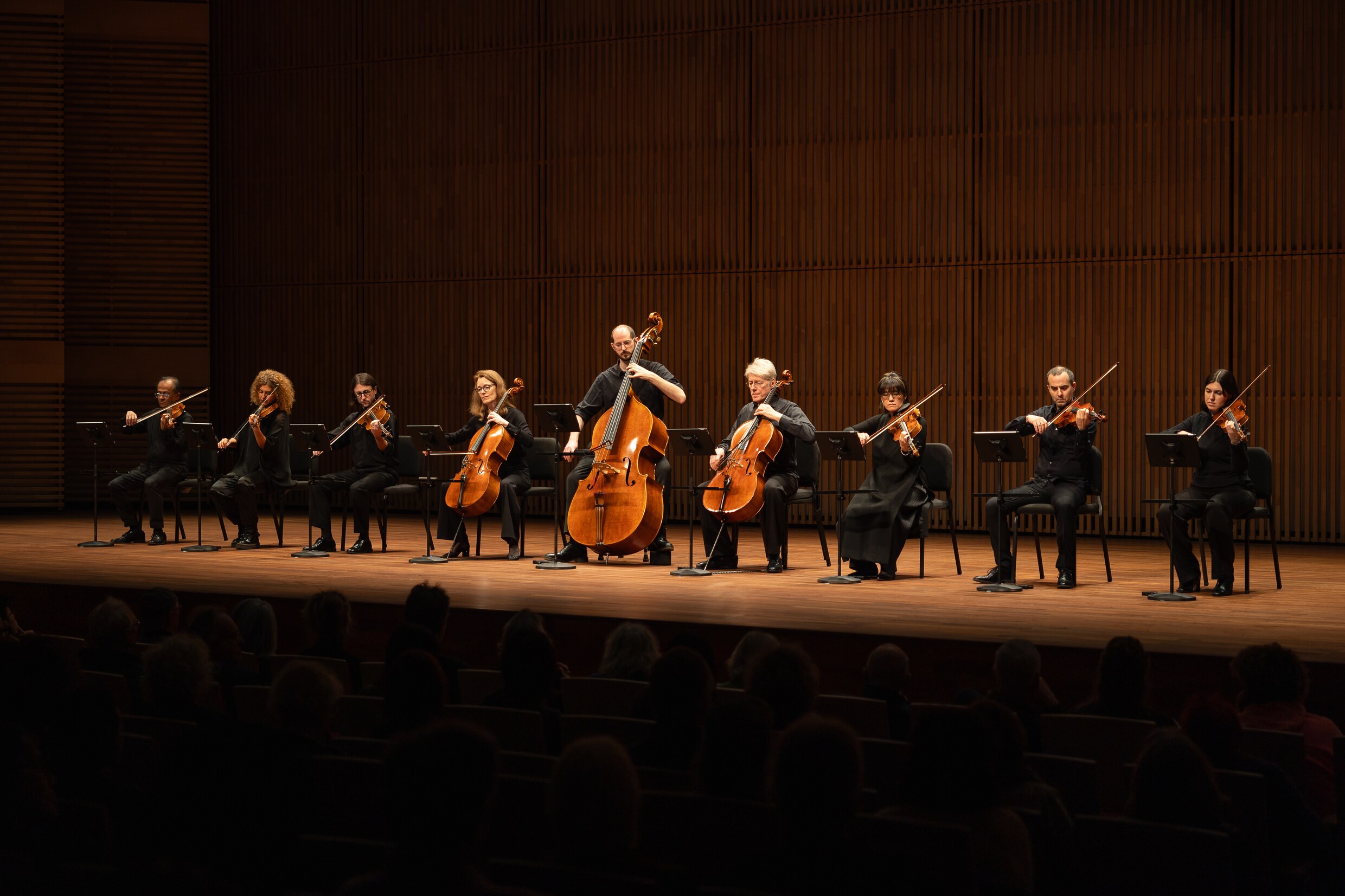 Ensemble Modern speelt onder moeilijke omstandigheden formidabel samen ...