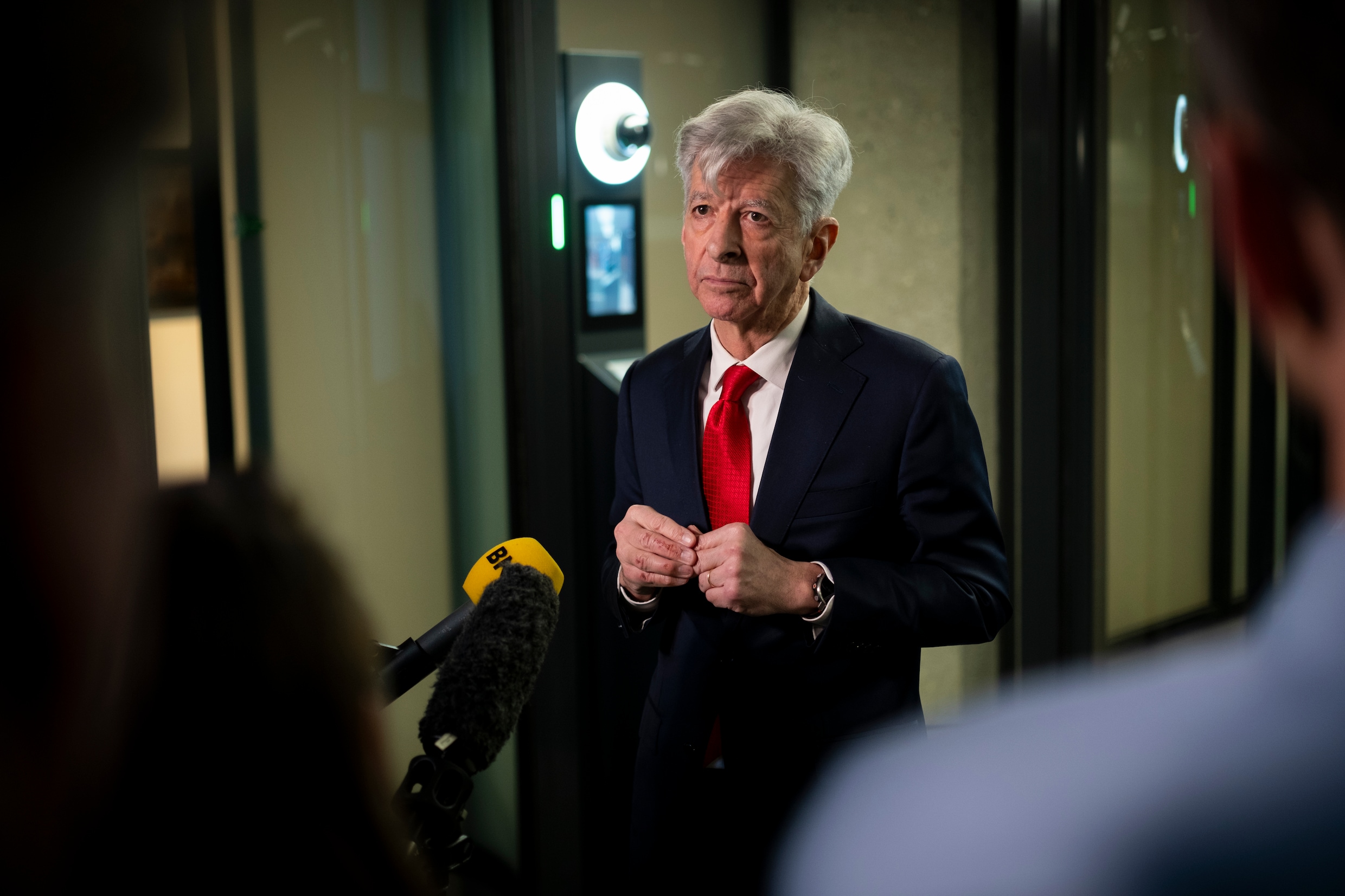 Met Plasterks dubbele boodschap kan de formatie nog alle kanten op | de ...