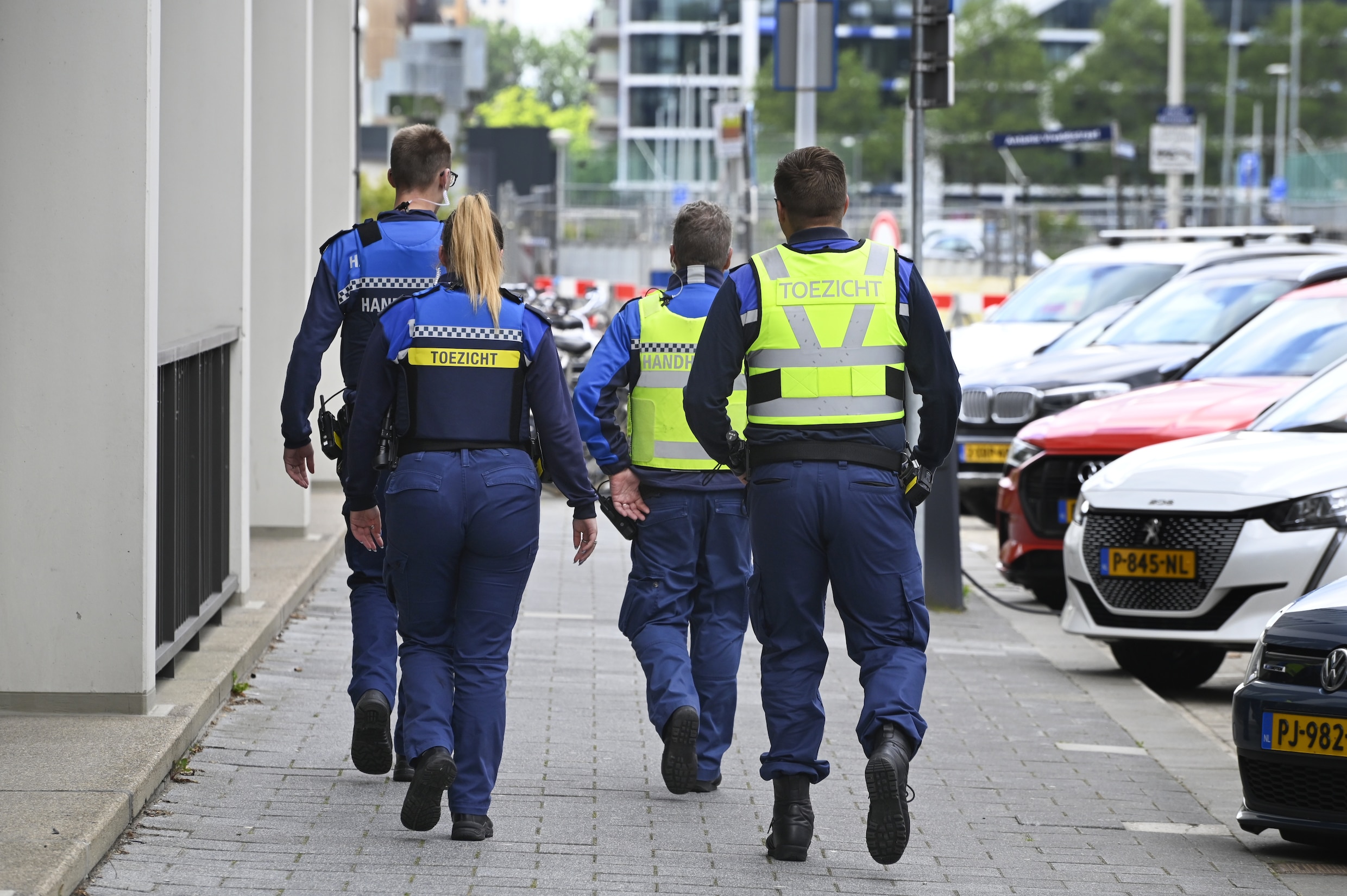 Ook Amsterdam staat hoofddoek of keppeltje voor boa’s toe, tegen de zin ...