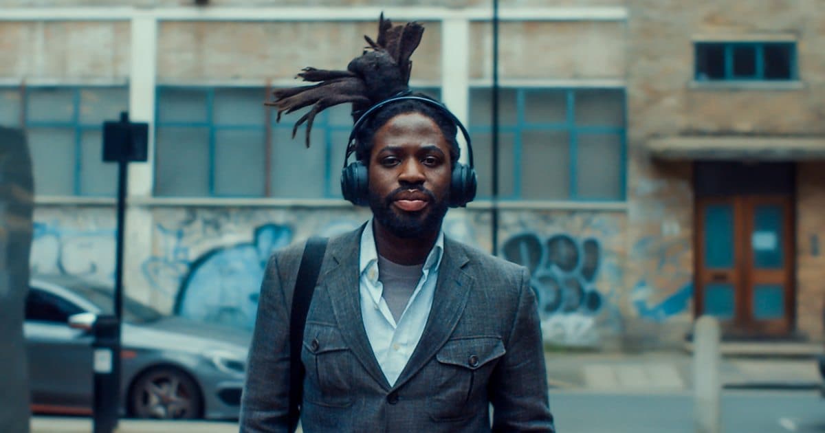 ‘Dreaming Whilst Black’ is niet de zoveelste werkplek-comedy, maar (ook ...