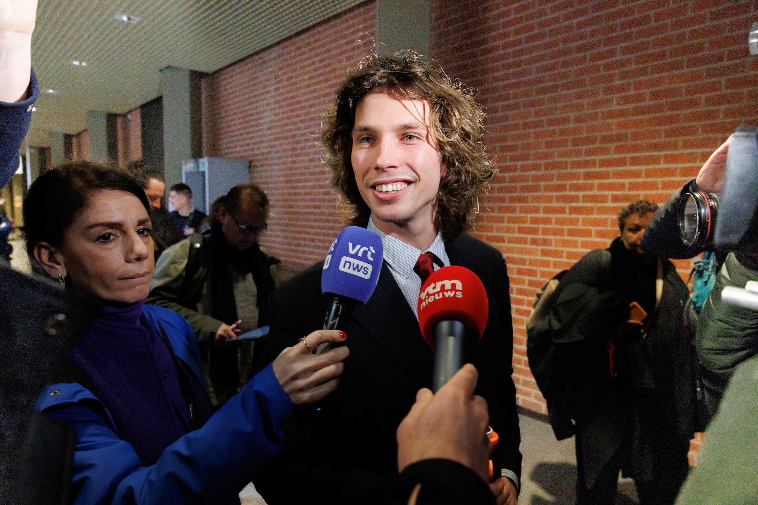 Voorwaardelijke celstraf youtuber voor onthullen daders fatale ...