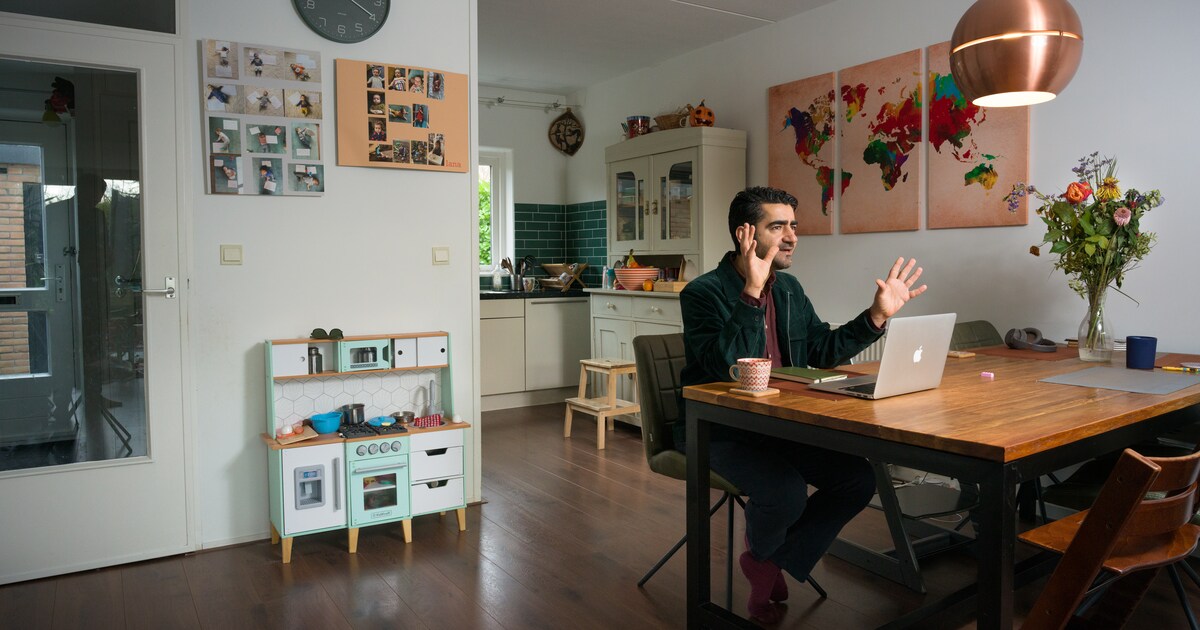 Na zes jaar kroop schrijver Murat Isik uit zijn hol om zijn boek te ...