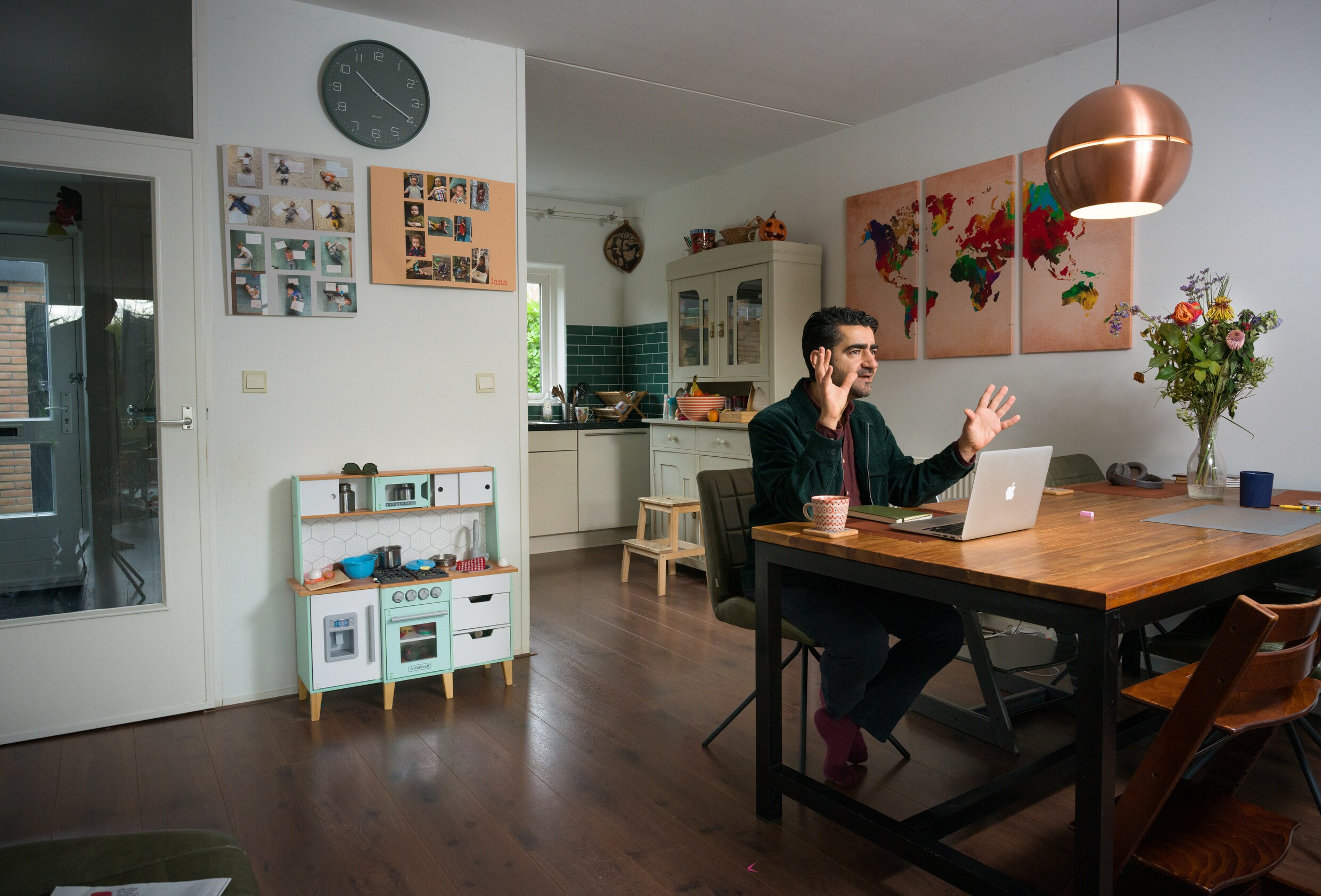 Na zes jaar kroop schrijver Murat Isik uit zijn hol om zijn boek te ...