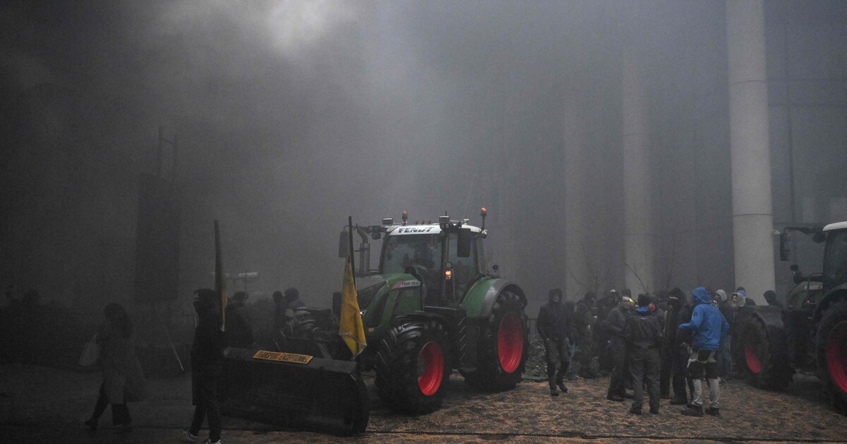 Brussel komt boze boeren tegemoet met minder strenge regels | de Volkskrant