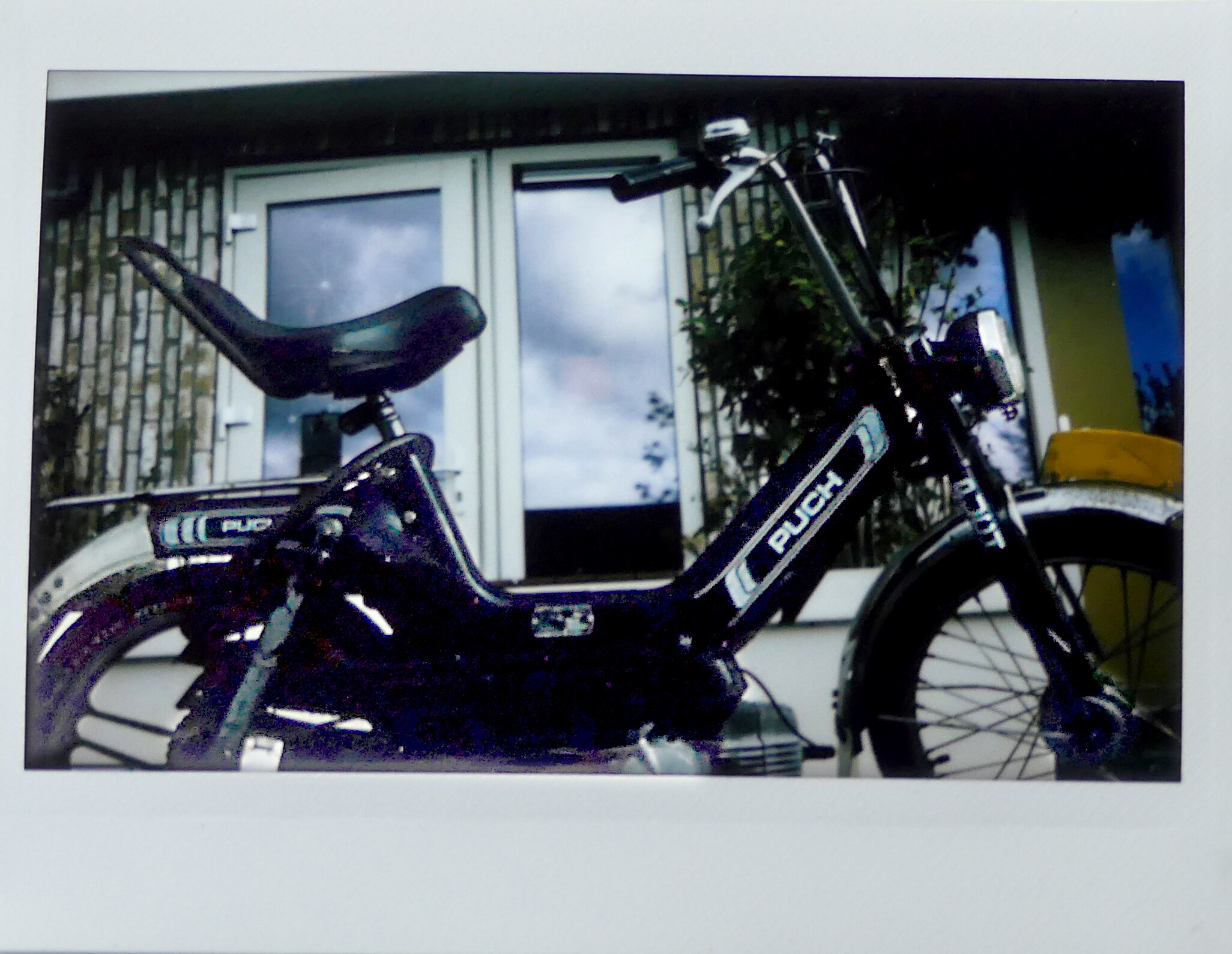 Gewapend met een polaroidcamera ging Arno Haijtema terug naar het ...