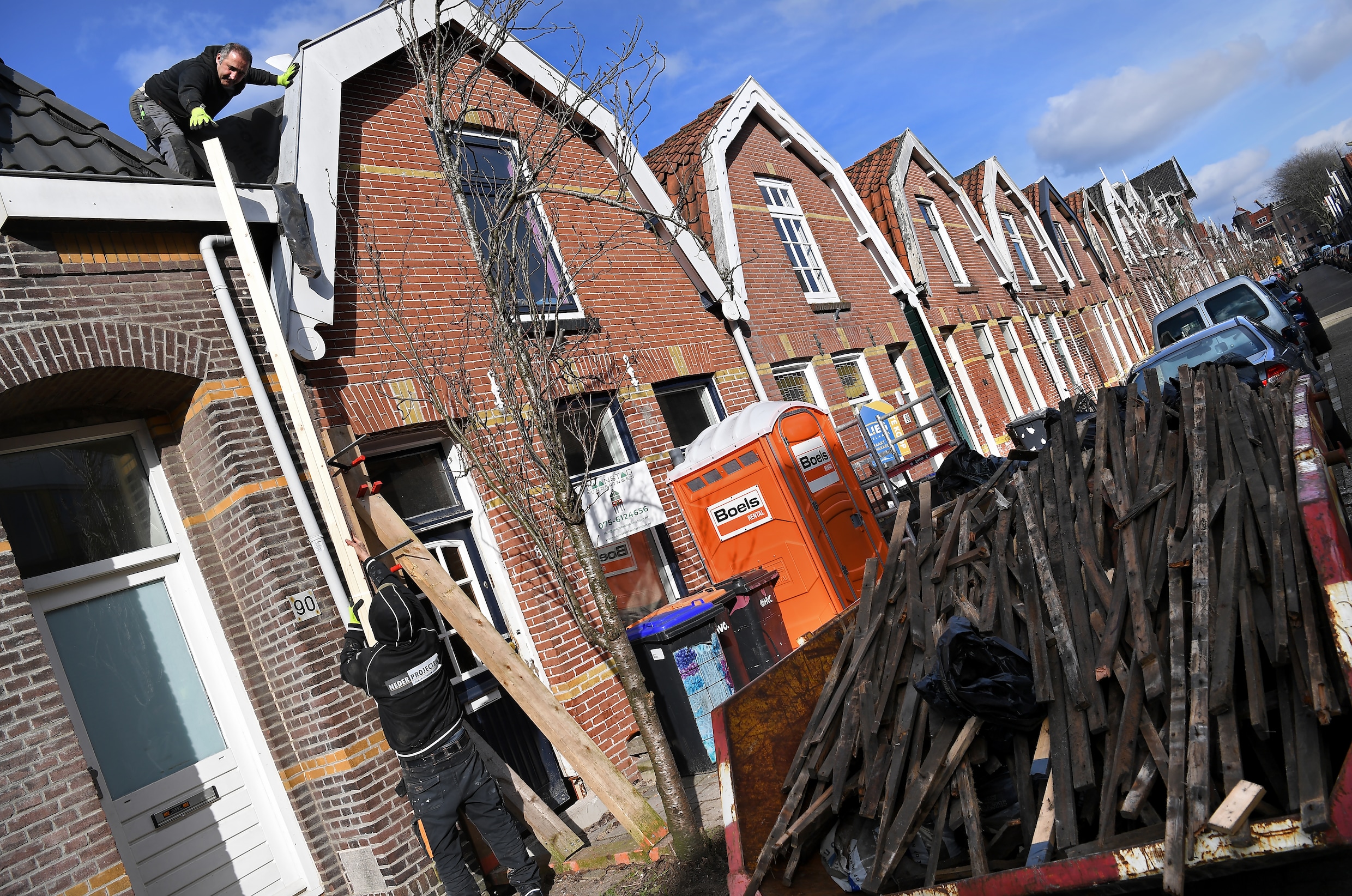 Scheve plafonds en golvende vloeren: in Zaandam verzakken de huizen ...