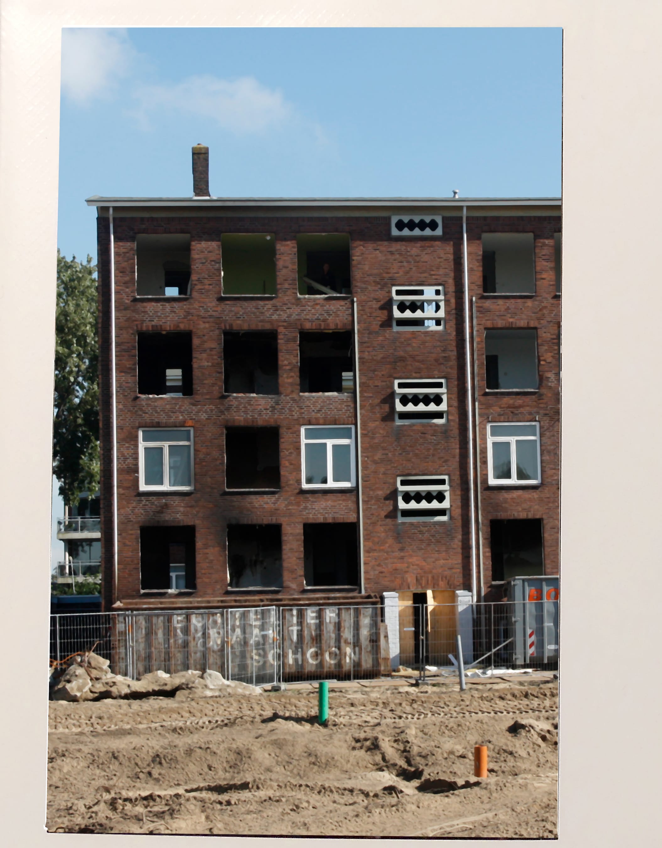Gewapend met een polaroidcamera ging Arno Haijtema terug naar het ...