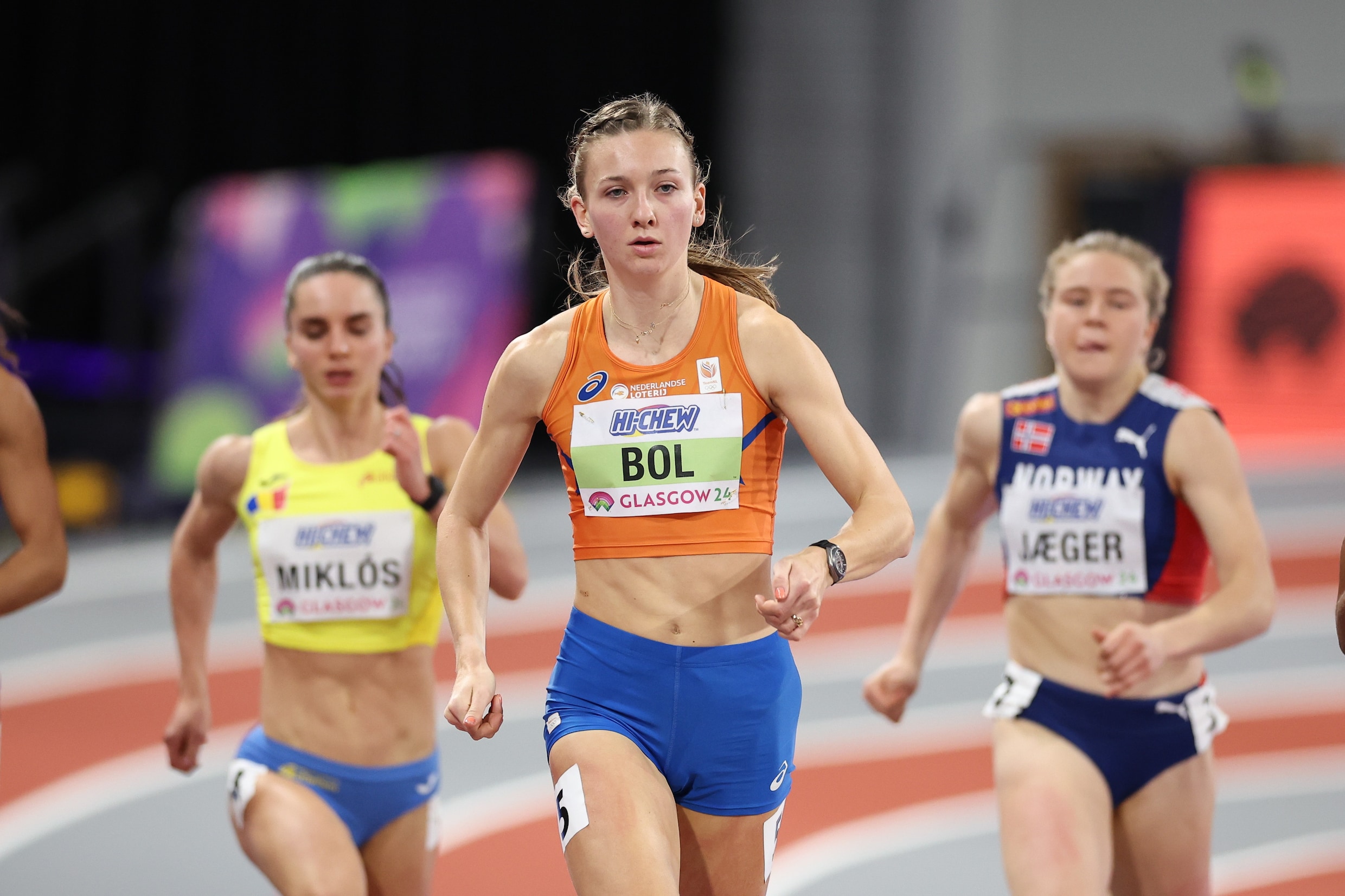 Femke Bol snelt naar WK-goud op 400 meter in weer een wereldrecord | de ...