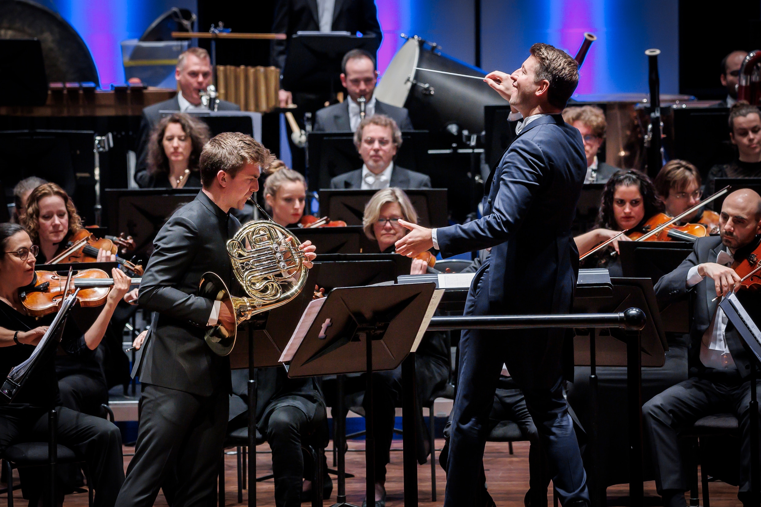 Ben Goldscheider speelt virtuoos de hoorn, begeleid door een glanzend ...